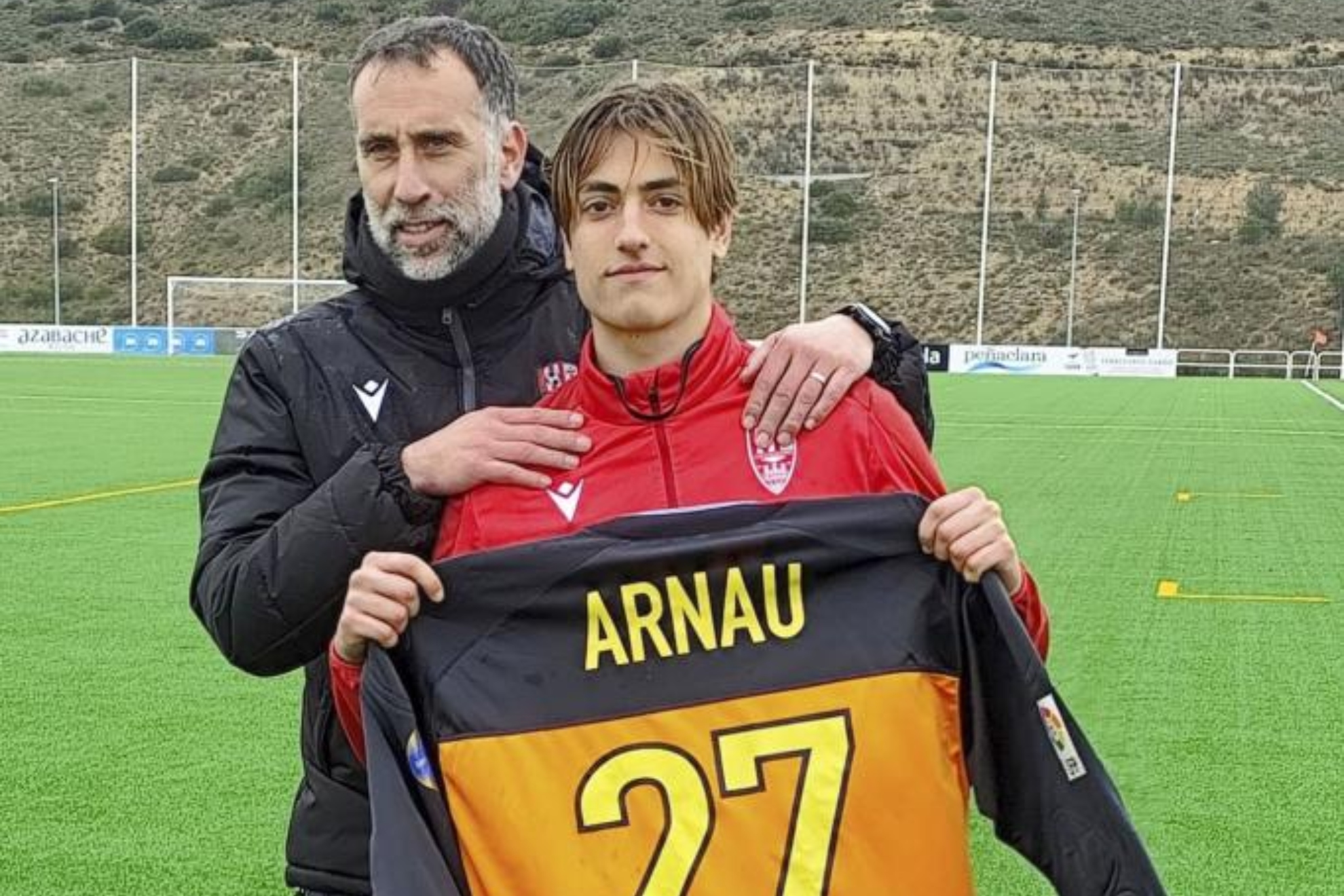 Pol Arnau recibe el regalo de una camiseta de su padre de hace 26 años