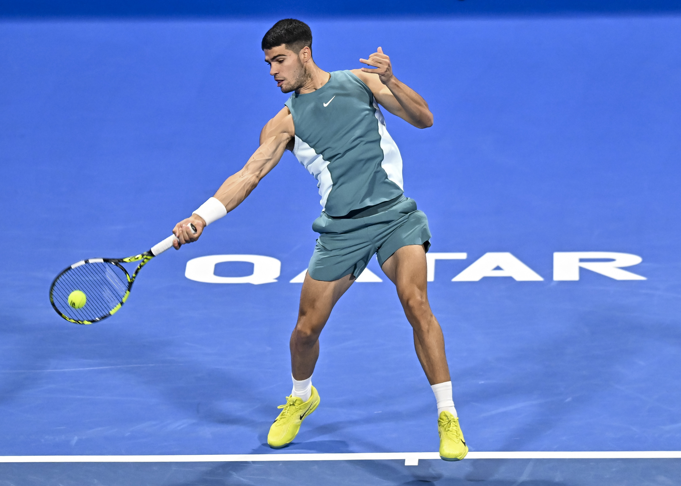 Carlos Alcaraz salva la primera ronda de Doha ante el croata Cilic