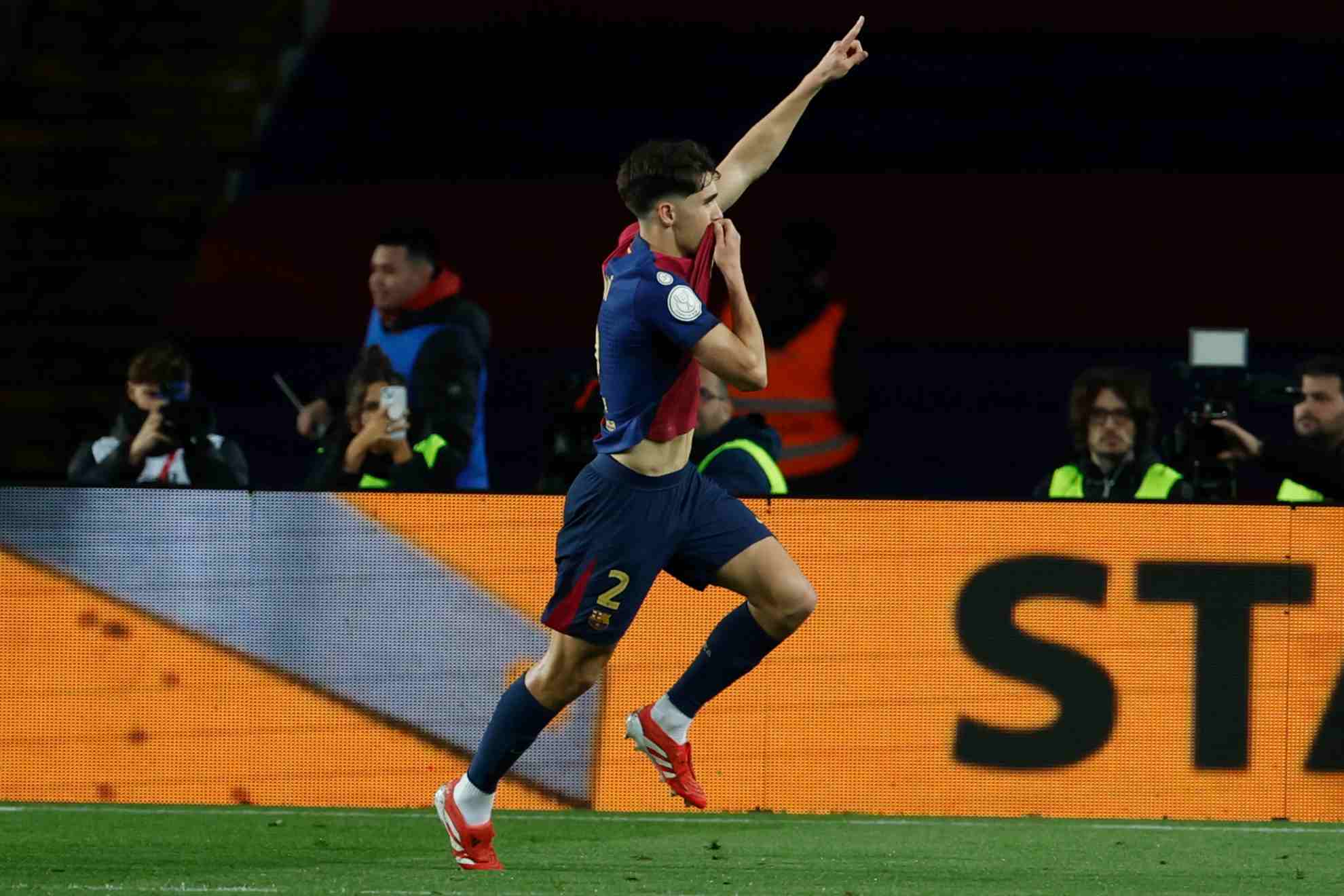 Cubarsí, debut como goleador con mensaje: beso al escudo del Barça