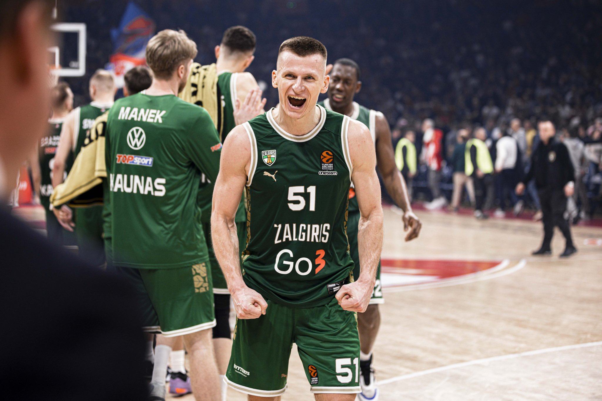 No sólo hubo tensión en la Casa Blanca: tifo con la bandera rusa en la ...