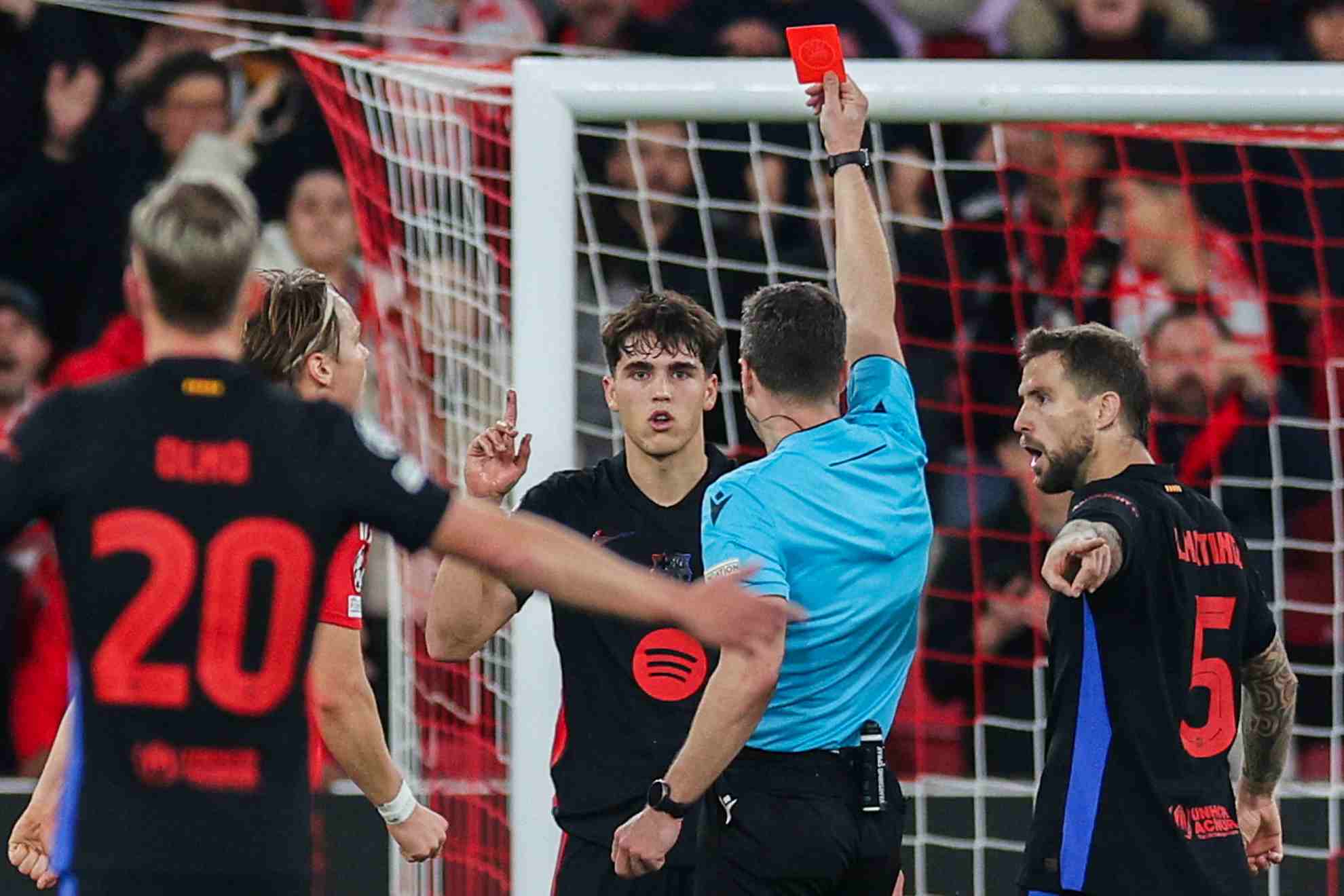 Primera expulsión de Pau Cubarsí: el Barça se queda con 10 en Lisboa