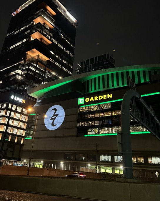 Shai Gilgeous-Alexander se convierte en Batman y se sienta en la mesa ...
