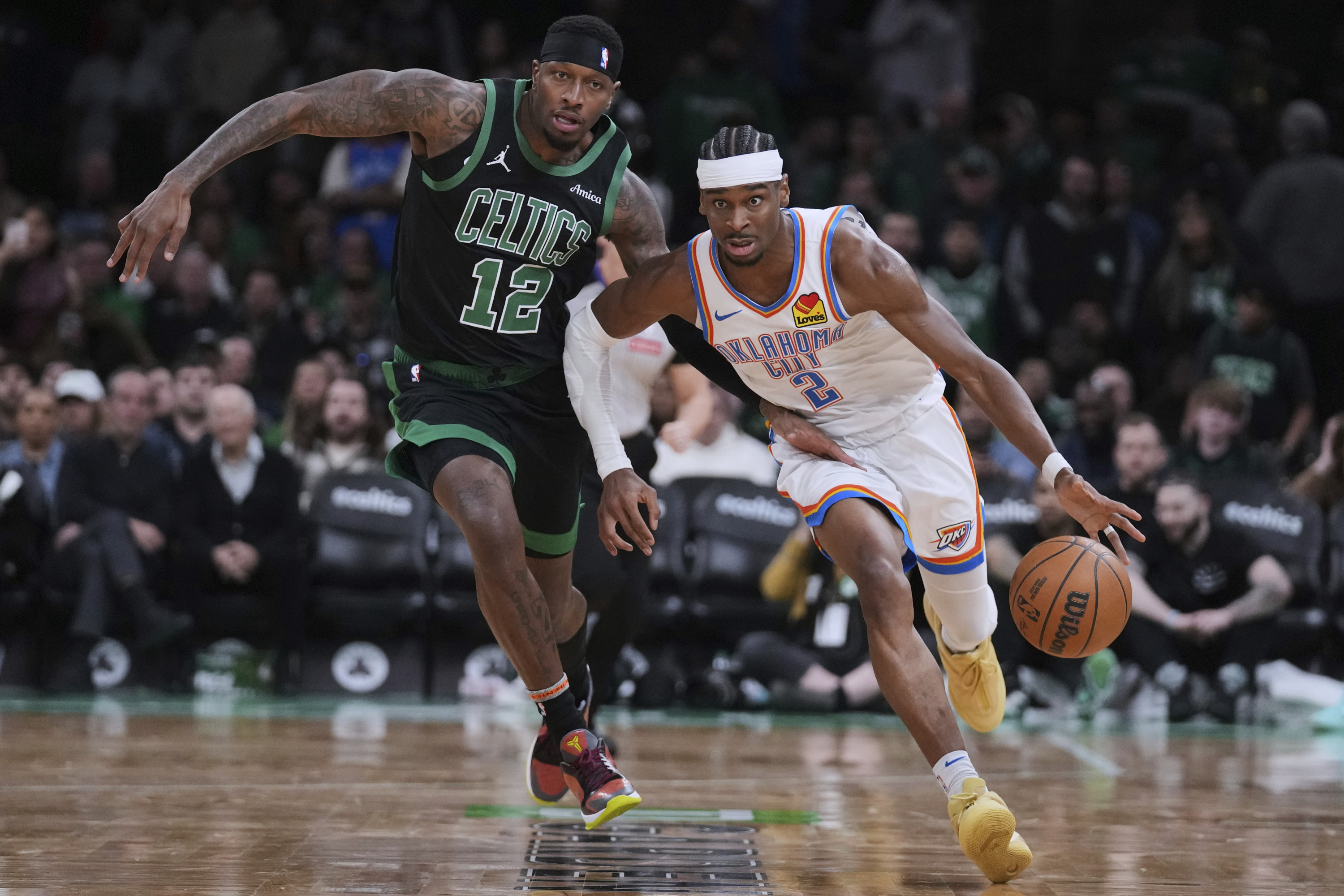 Shai Gilgeous-Alexander se convierte en Batman y se sienta en la mesa ...