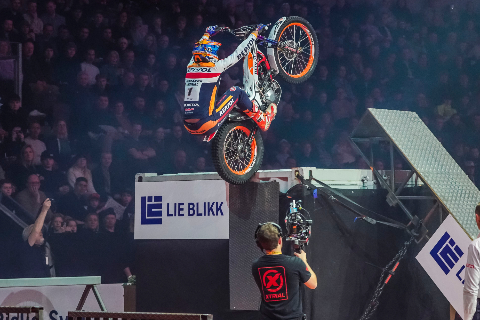 Bou, ante su primer 'match ball' para sellar su 37º título mundial en Austria