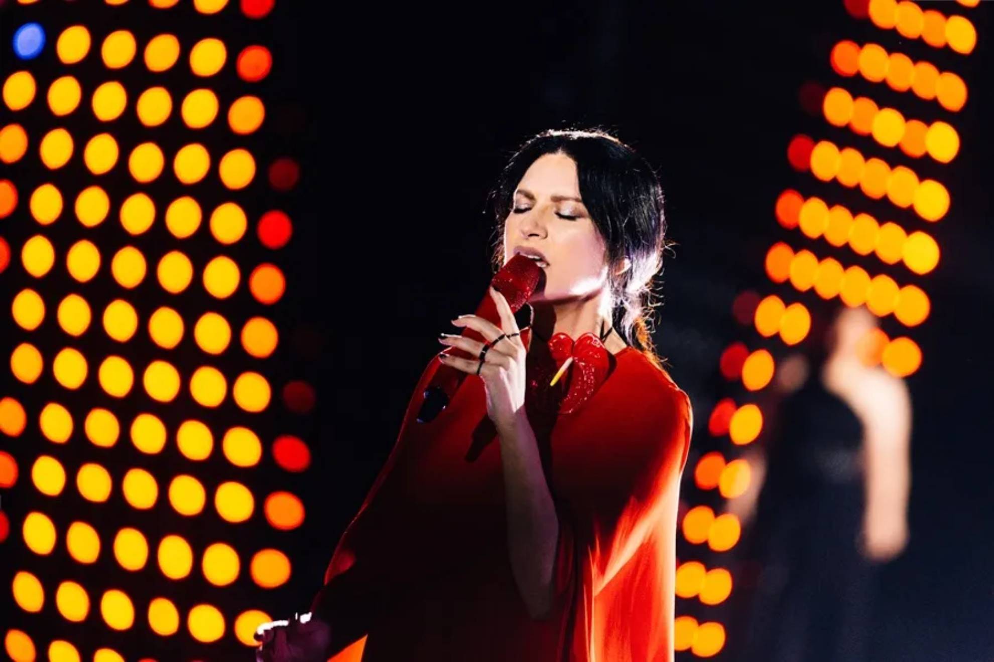Laura Pausini tranquiliza a sus fans por su caída en el escenario: "Me ...