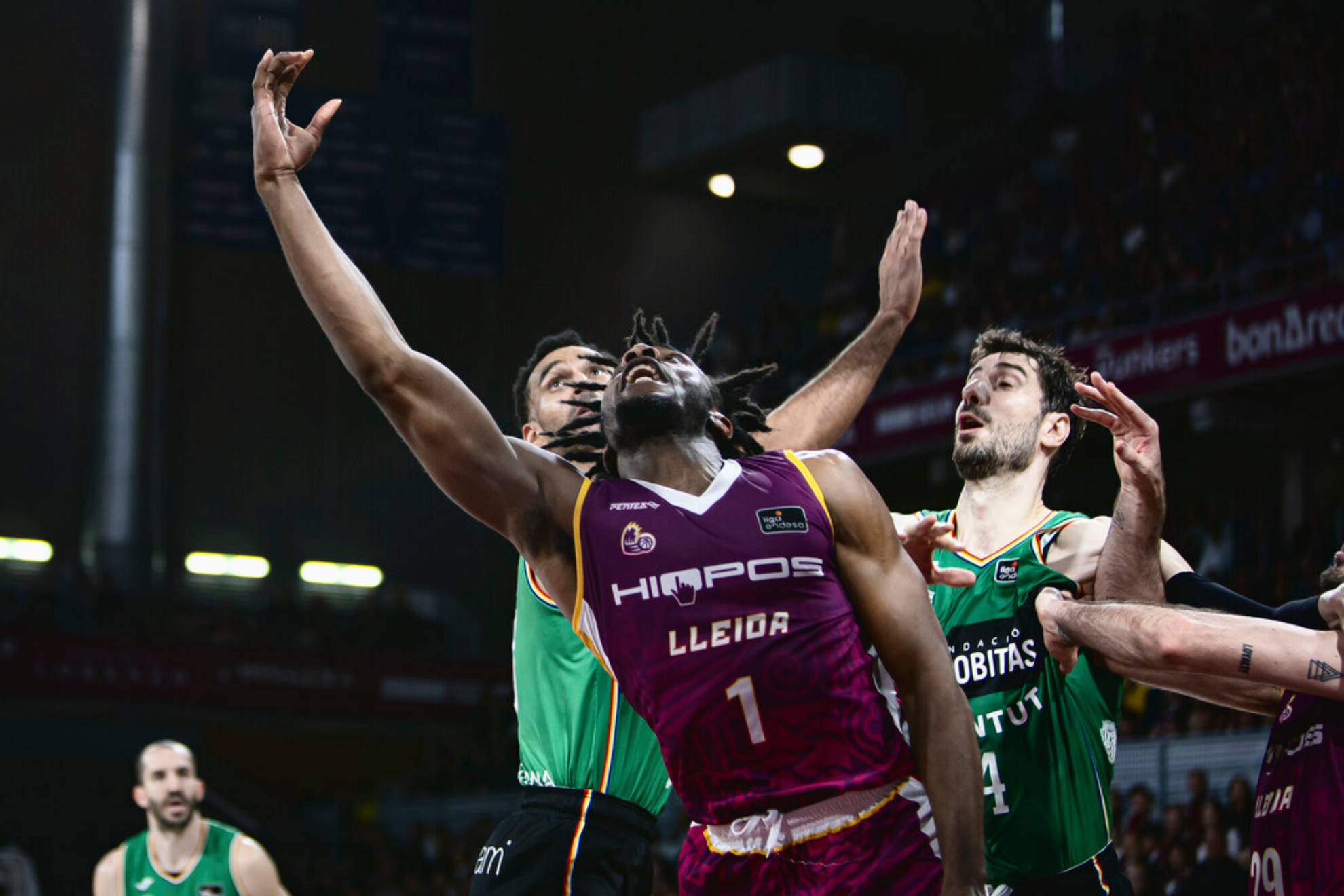 La Penya acaba con la resistencia ilerdense con un Tomic de récord