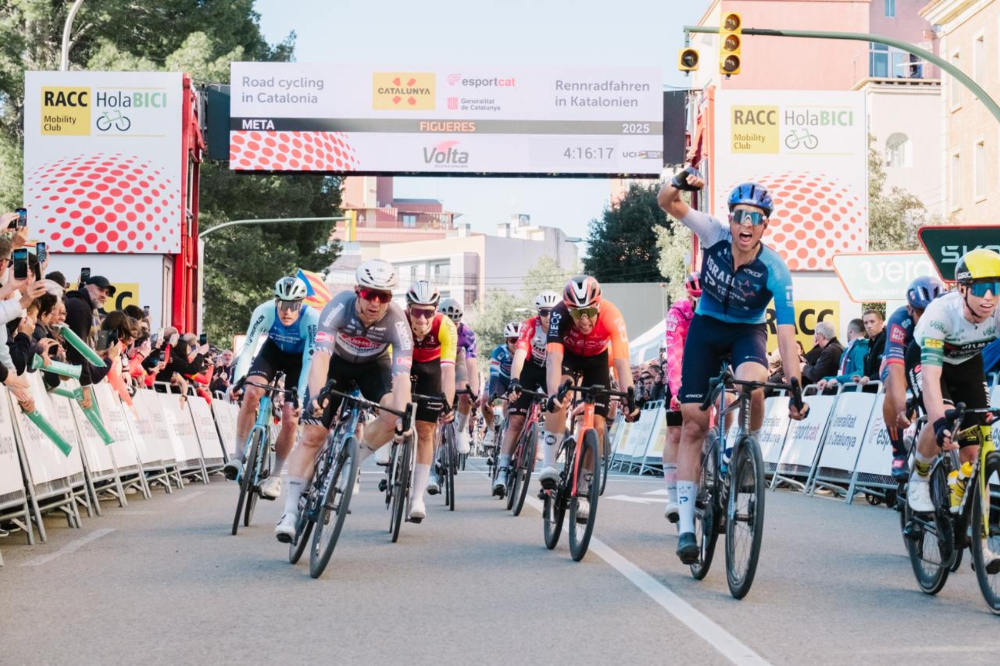Ethan Vernon se lleva el sprint de Figueres y Ayuso 'recorta' antes de ...