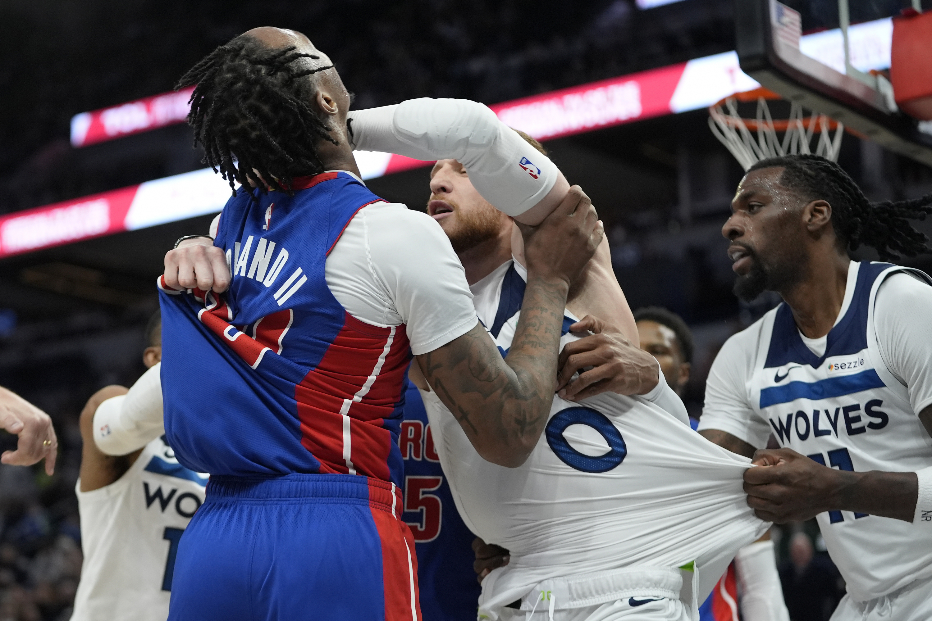 Brutal pelea en la NBA que acaba en la grada con siete expulsados ...