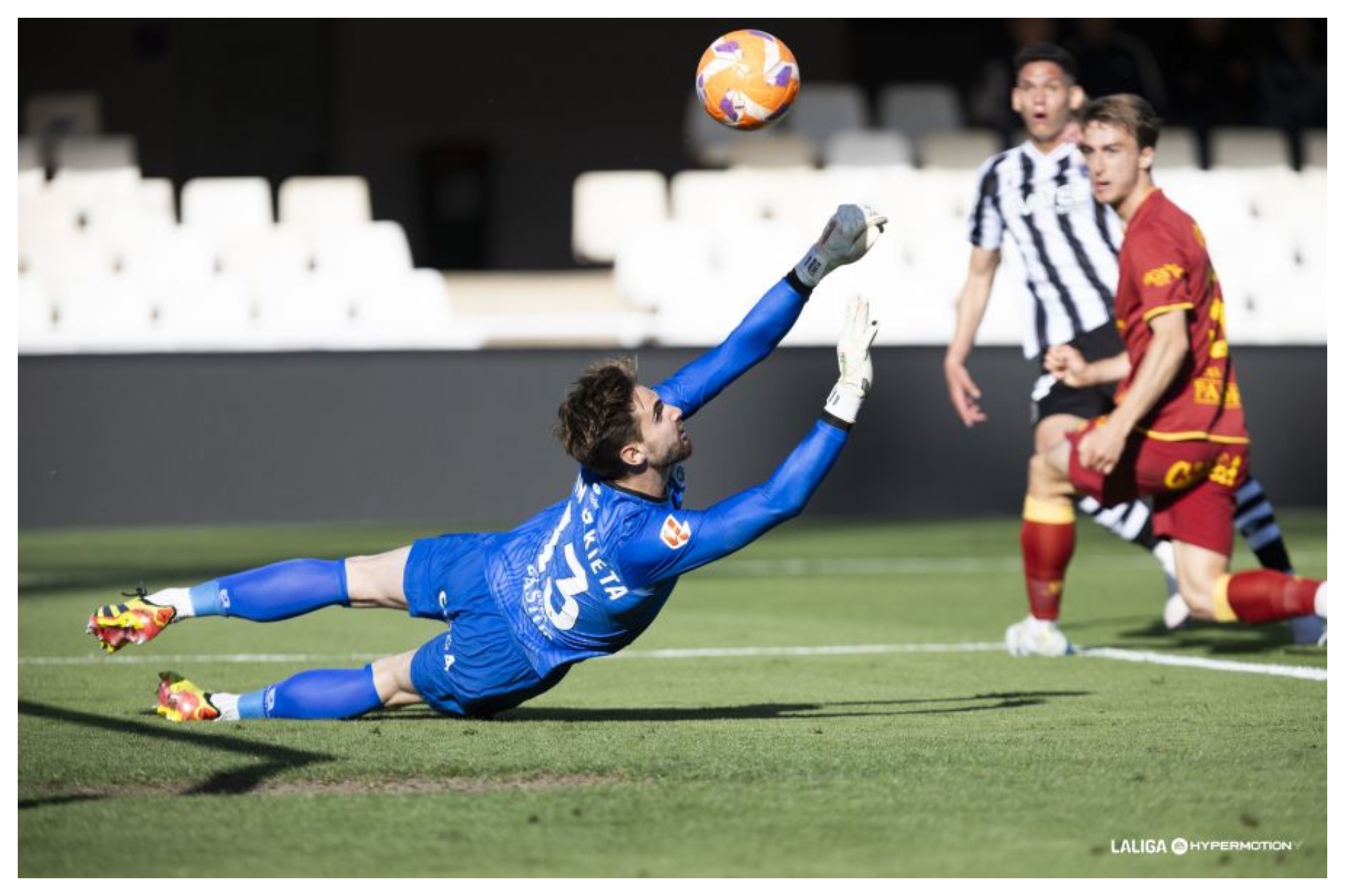 El Efesé se da al fin una alegría a costa de un Racing 'romo' en ataque