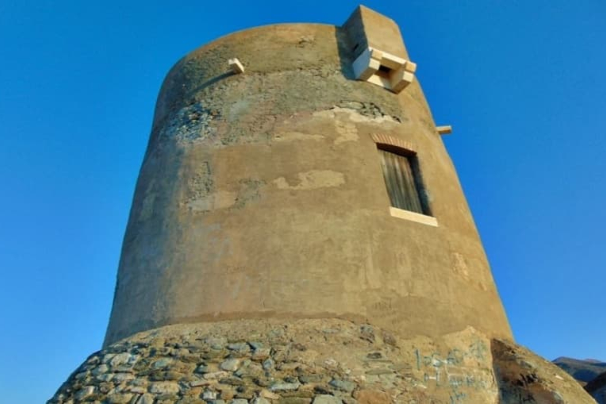 El centinela de piedra que corona la costa de Almería: una torre ...
