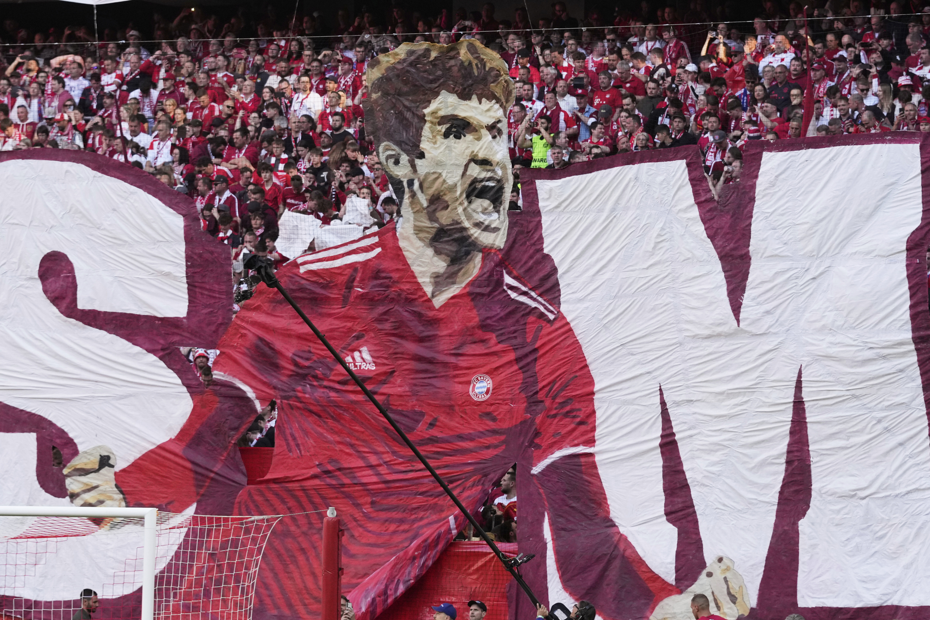 El Bayern le regala una última victoria en el Allianz a Thomas Müller