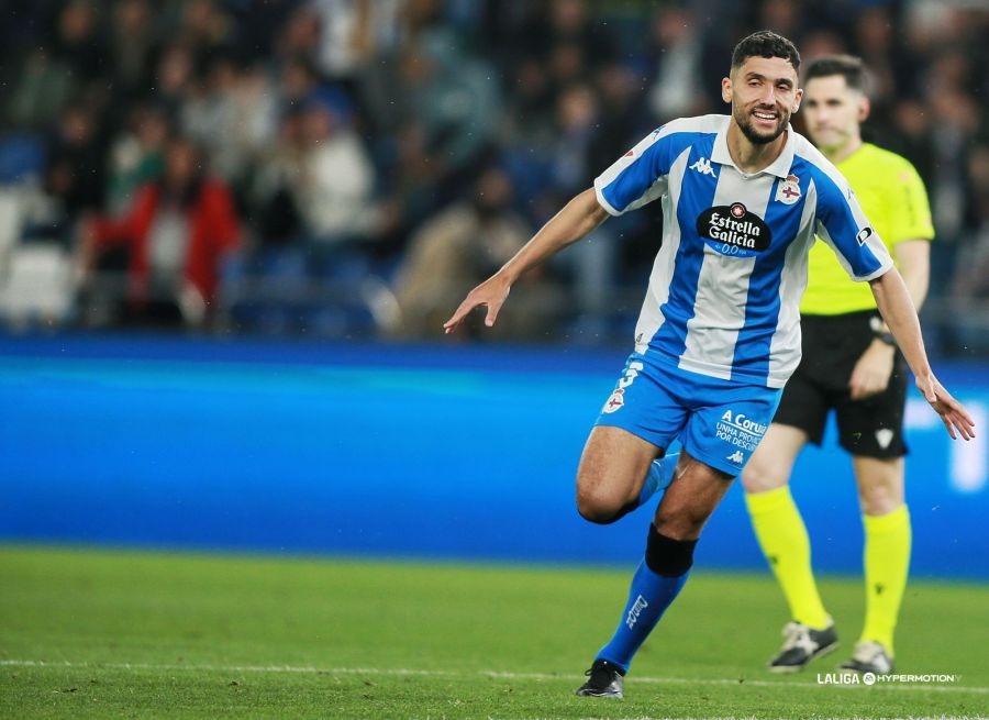 Los bomberos rescatan a Zakaria Eddahchouri entre las rocas del paseo ...