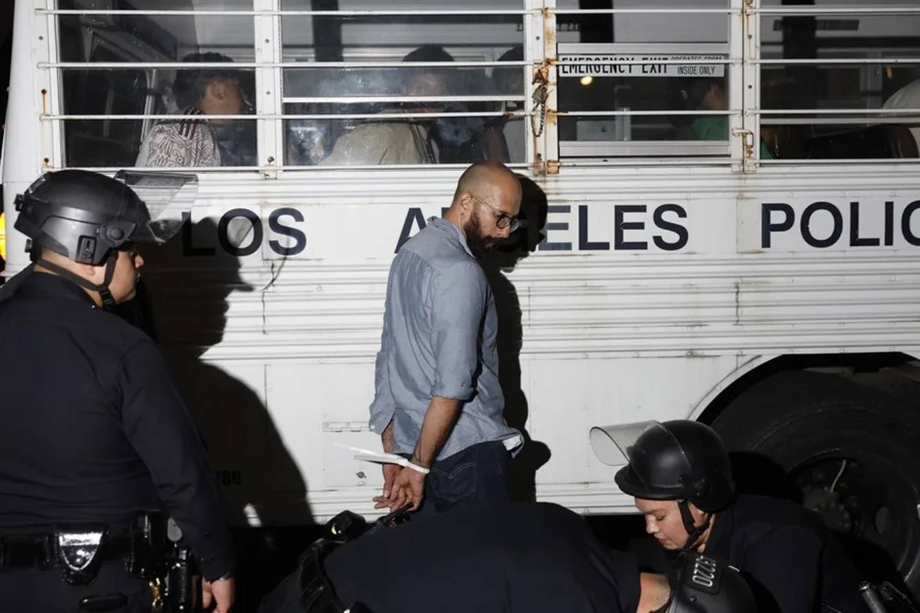 Los Ángeles se rebela y decreta el toque de queda ante las protestas ...