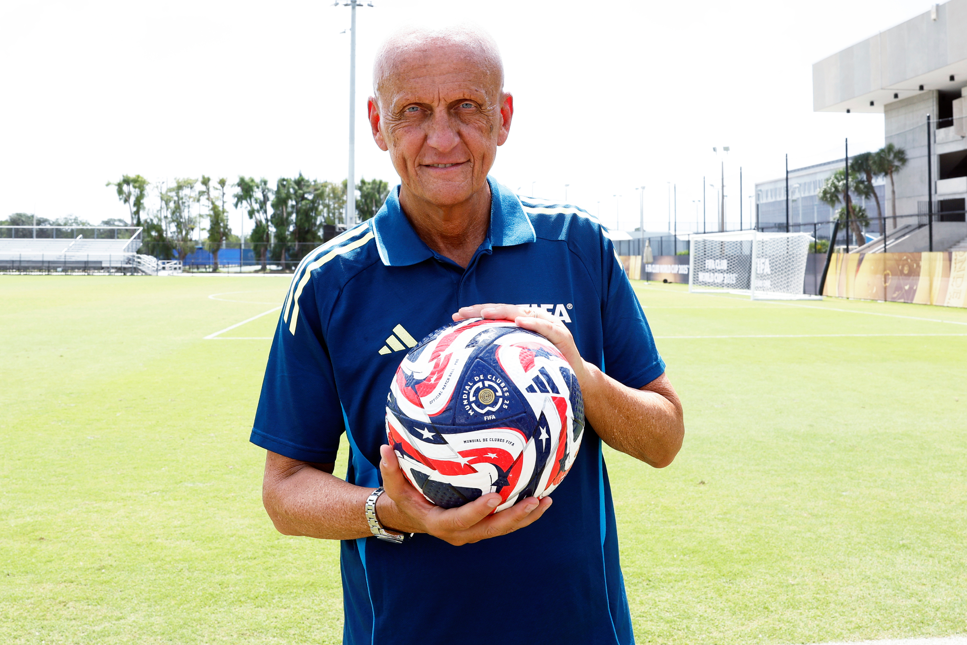 Collina: "Los árbitros son humanos, su objetivo no es usar la tecnología"