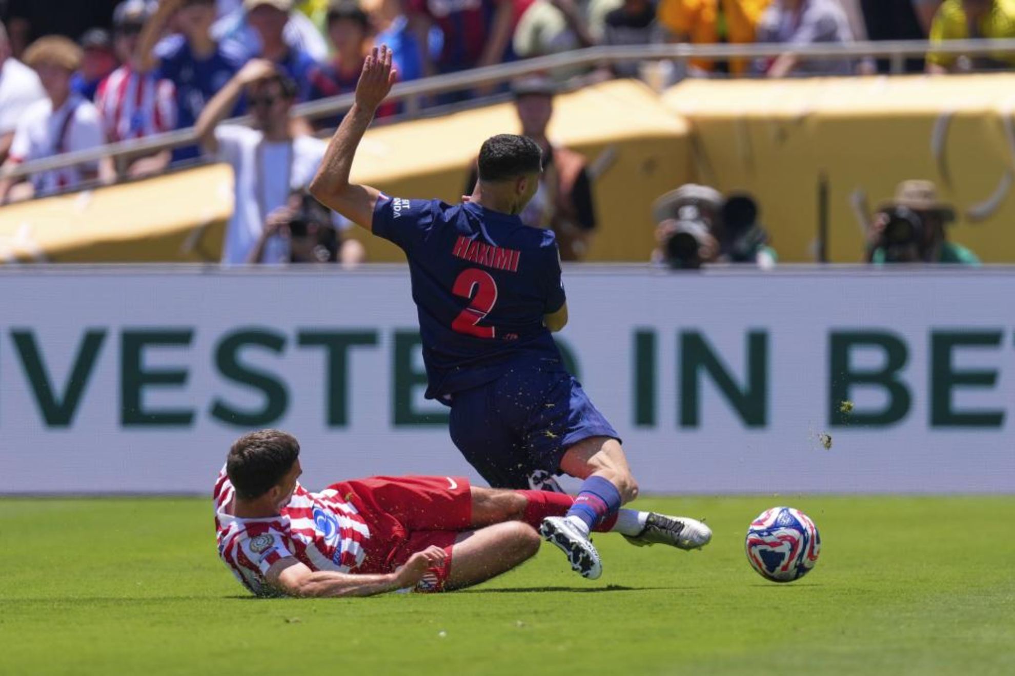 Lenglet, expulsado, baja ante Seattle