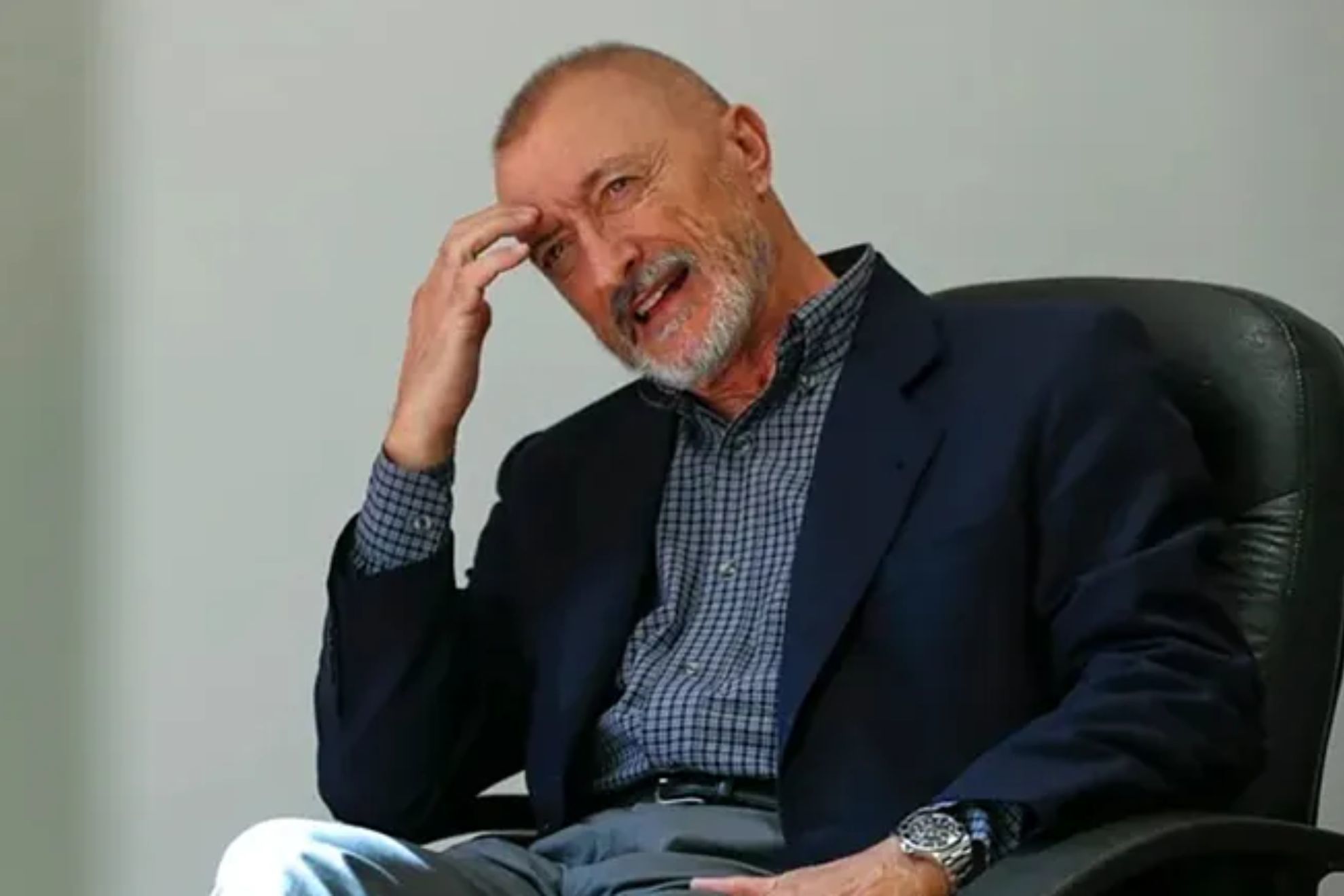 Pérez-Reverte lanza un poético dardo a Pedro Sánchez tras la crisis en ...