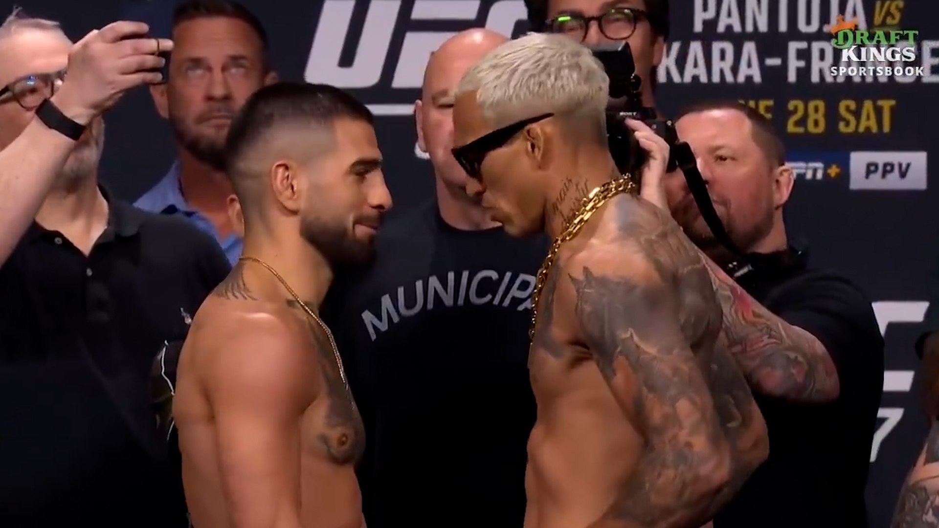 Topuria vs Oliveira en directo | Ceremonia de pesaje previo a UFC 317 y ...