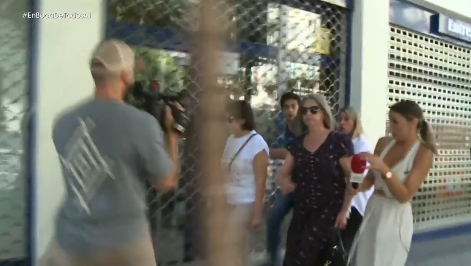 La mujer de Santos Cerdán agrede con un manotazo a una reportera de 'En ...