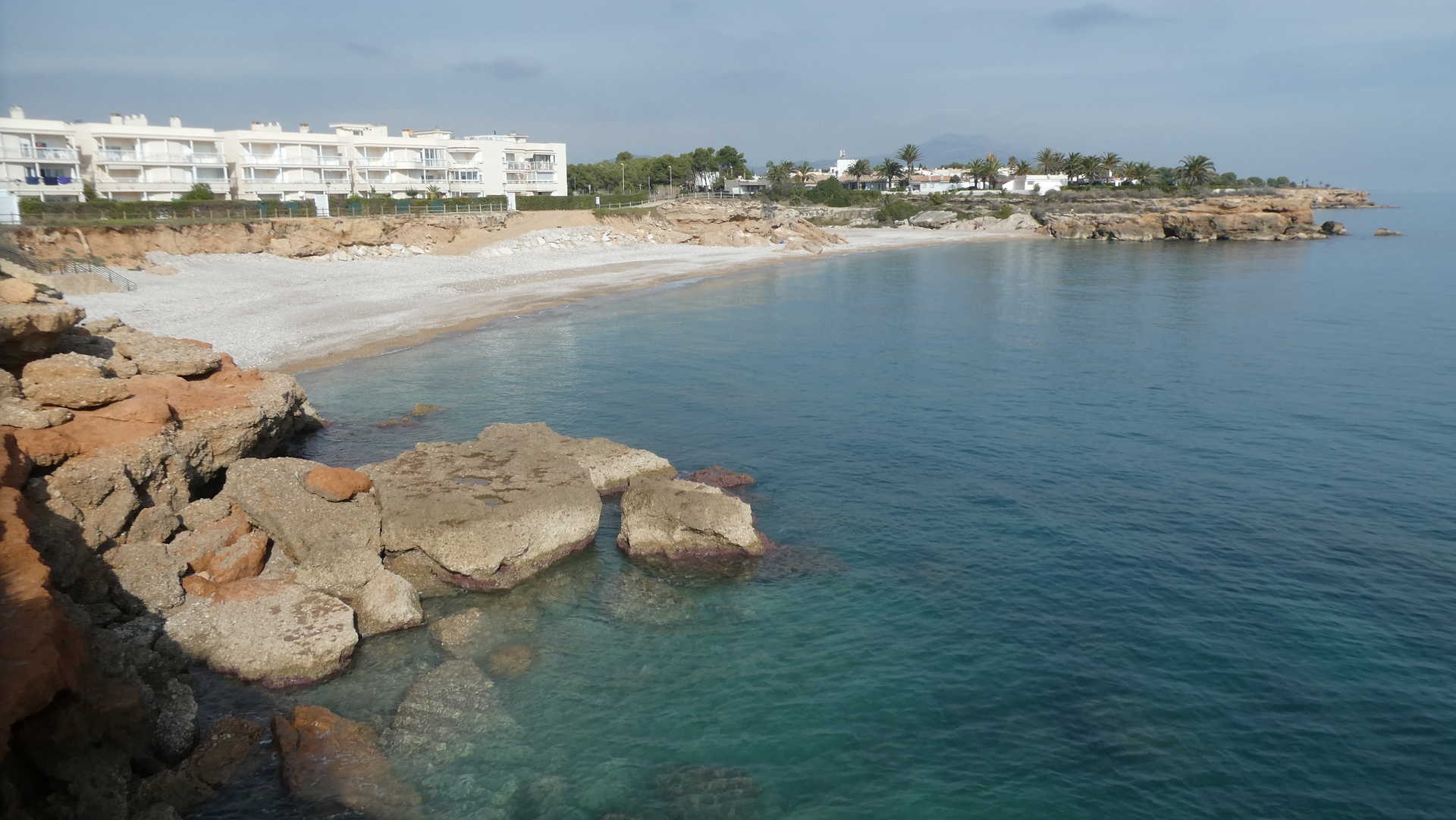 Ni La Renegà ni Aiguadoliva, la cala de arena, grava, palmeras y aguas ...