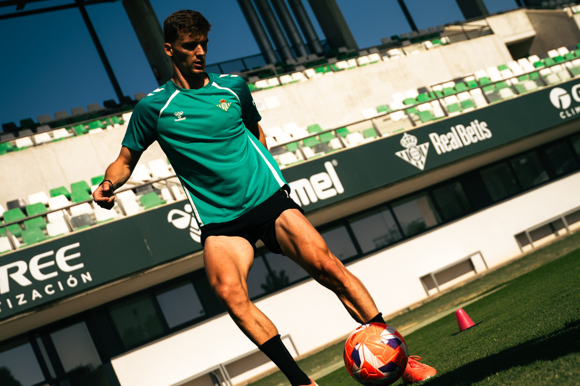 Diego Llorente ya toca balón y avanza en su recuperación