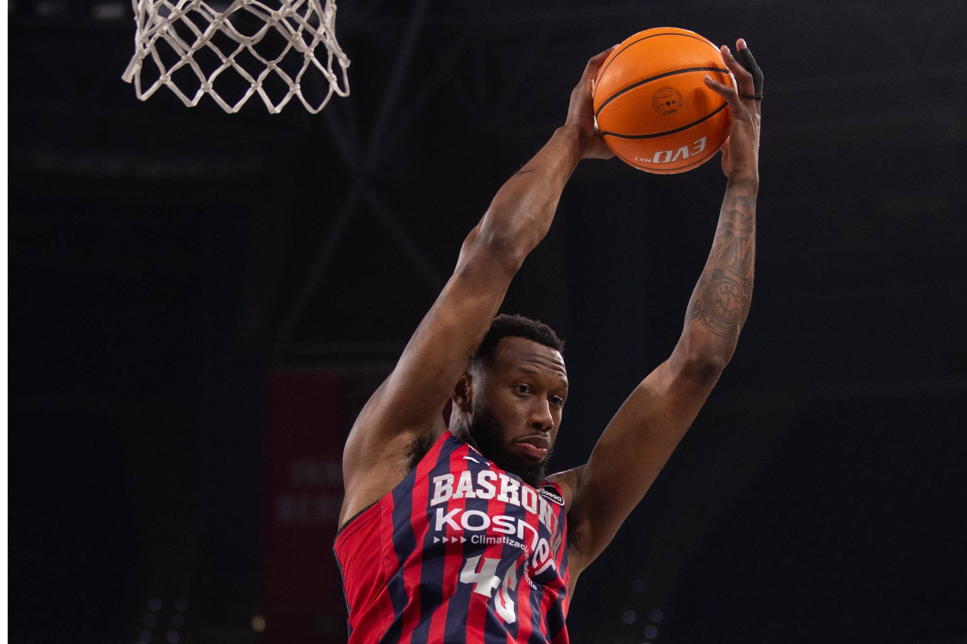 El Baskonia traspasa a Donta Hall al Olympiacos
