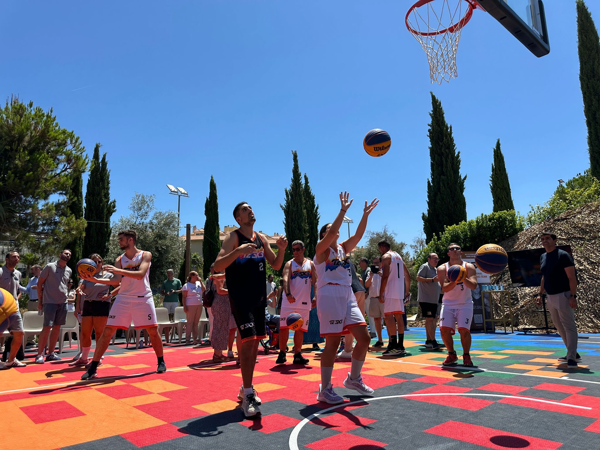 José Manuel Calderón presenta a los miembros de 'The Embassy', su ...