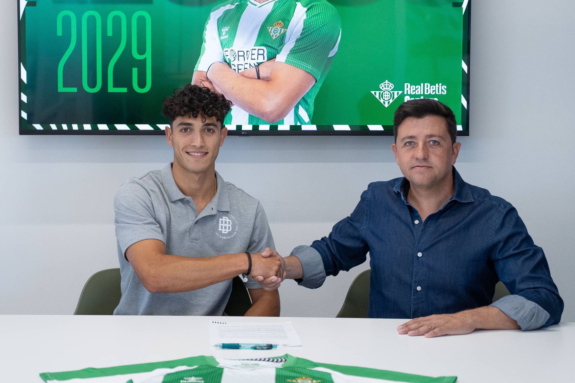 El Betis sigue 'pescando' en La Fábrica: ficha a Borja Alonso hasta 2029
