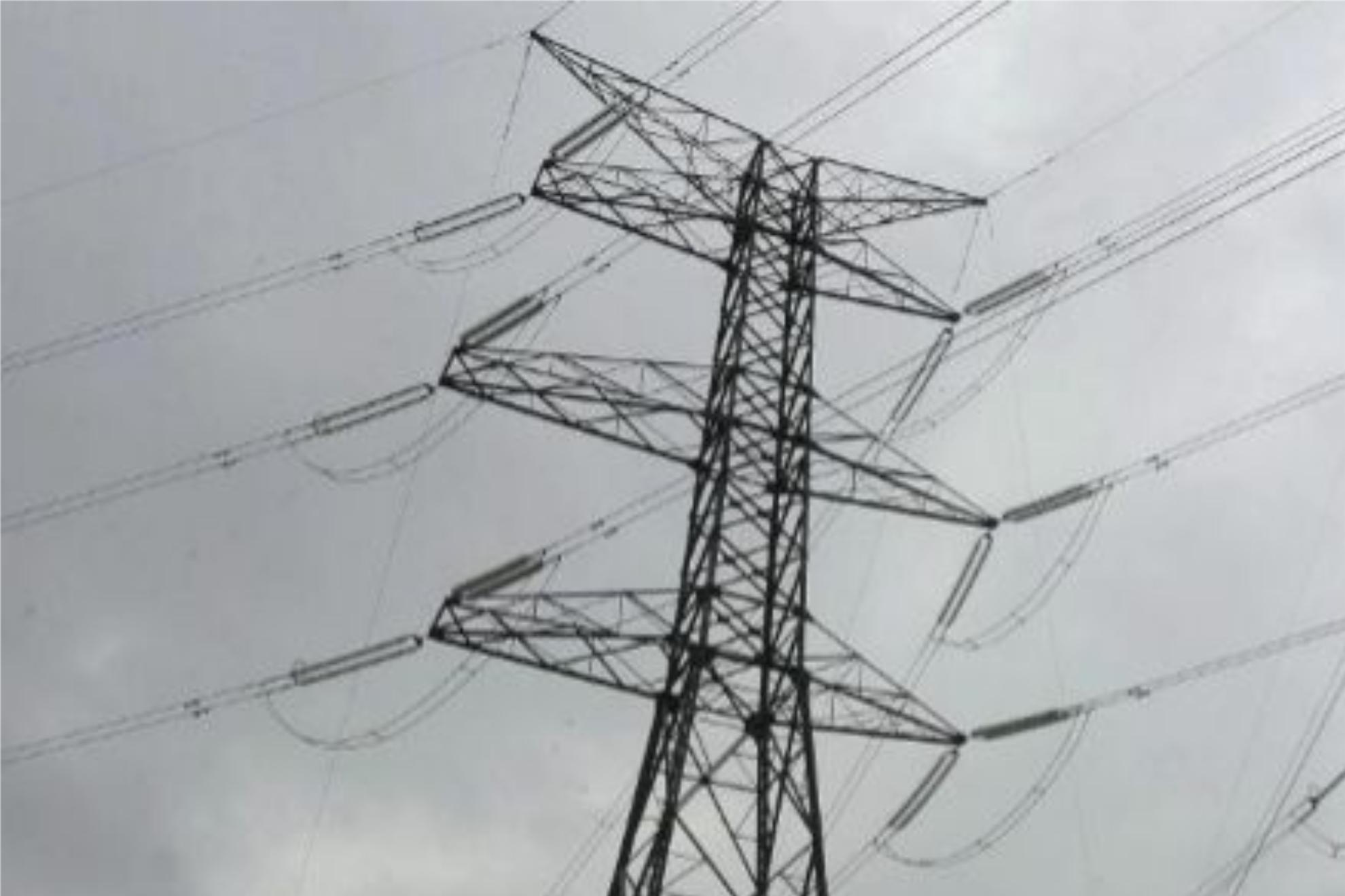 Mueren dos trabajadores electrocutados al contactar con un cable de ...