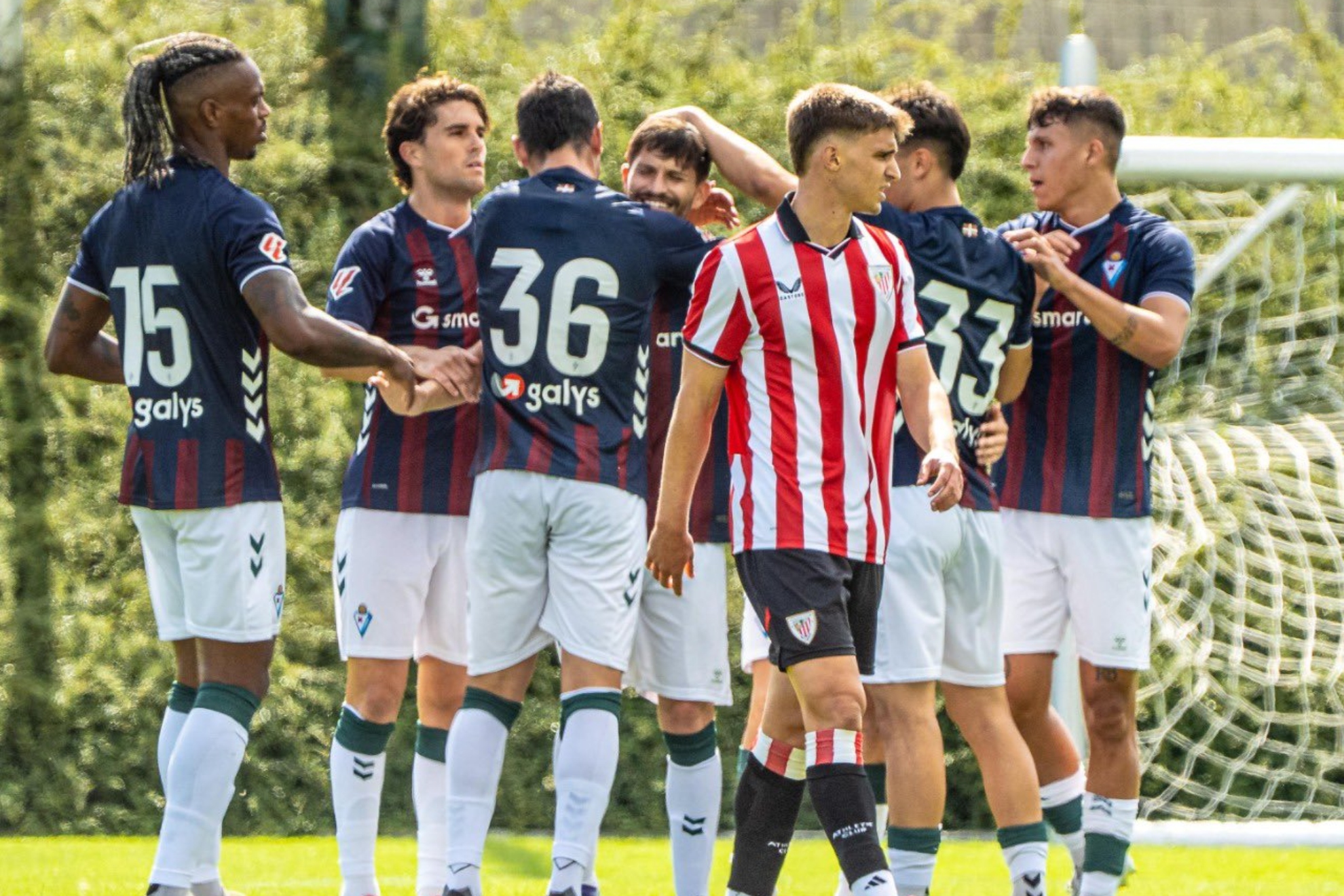 Toni Villa sella el primer triunfo estival del Eibar en Lezama