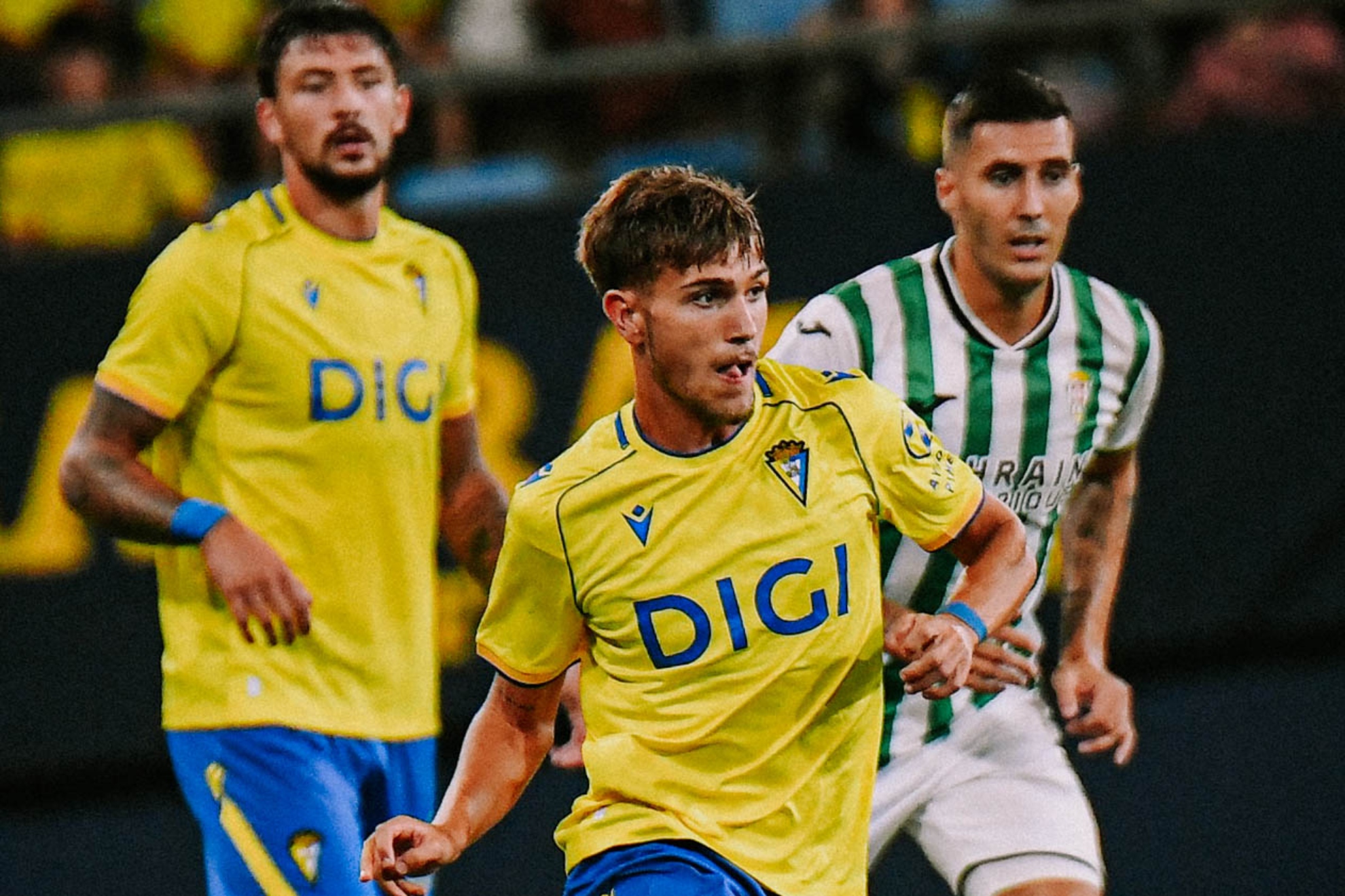 El Carranza se gana desde los once metros y con un gran Víctor Aznar