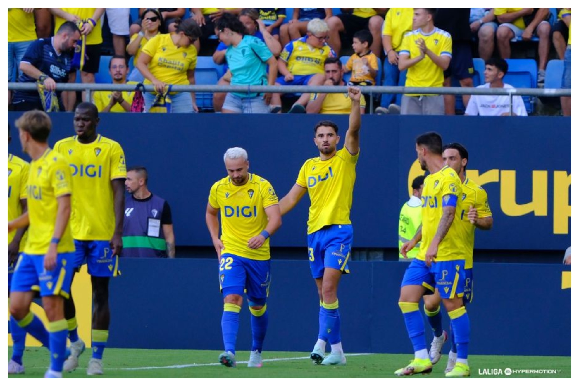 Mínima victoria de un Cádiz que jugó todo el partido con un jugador más