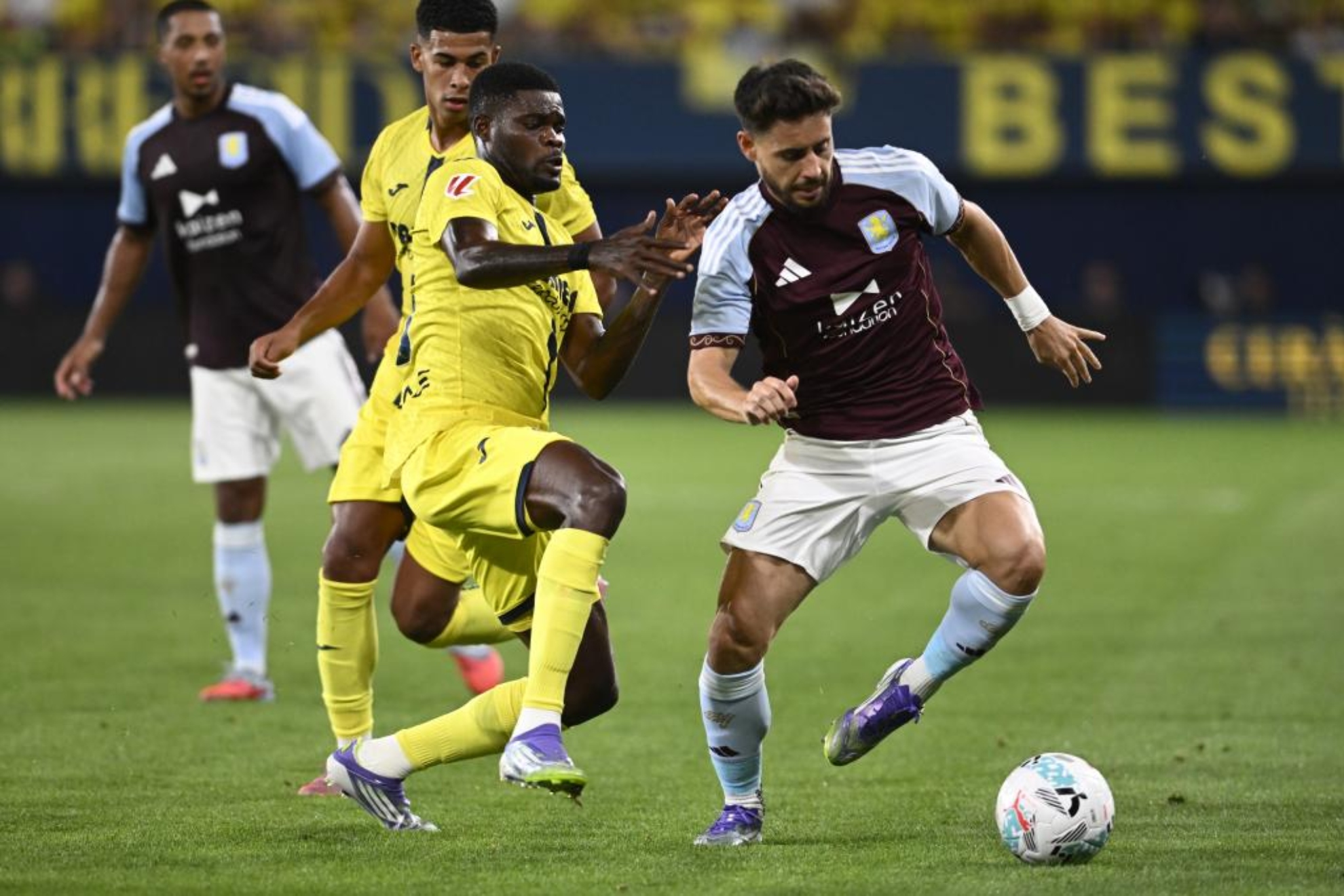 El Girona ata a Álex Moreno