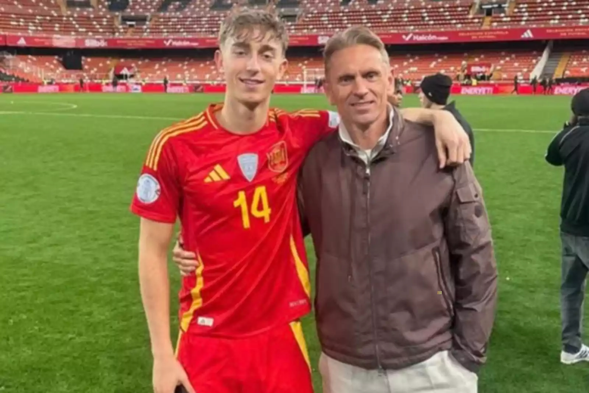 El papá de Huijsen le hace una pregunta a Dean... y éste contesta en ...