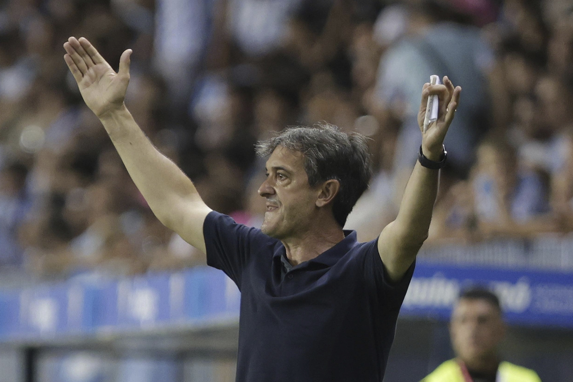 Pacheta toca todas las teclas en busca de soluciones