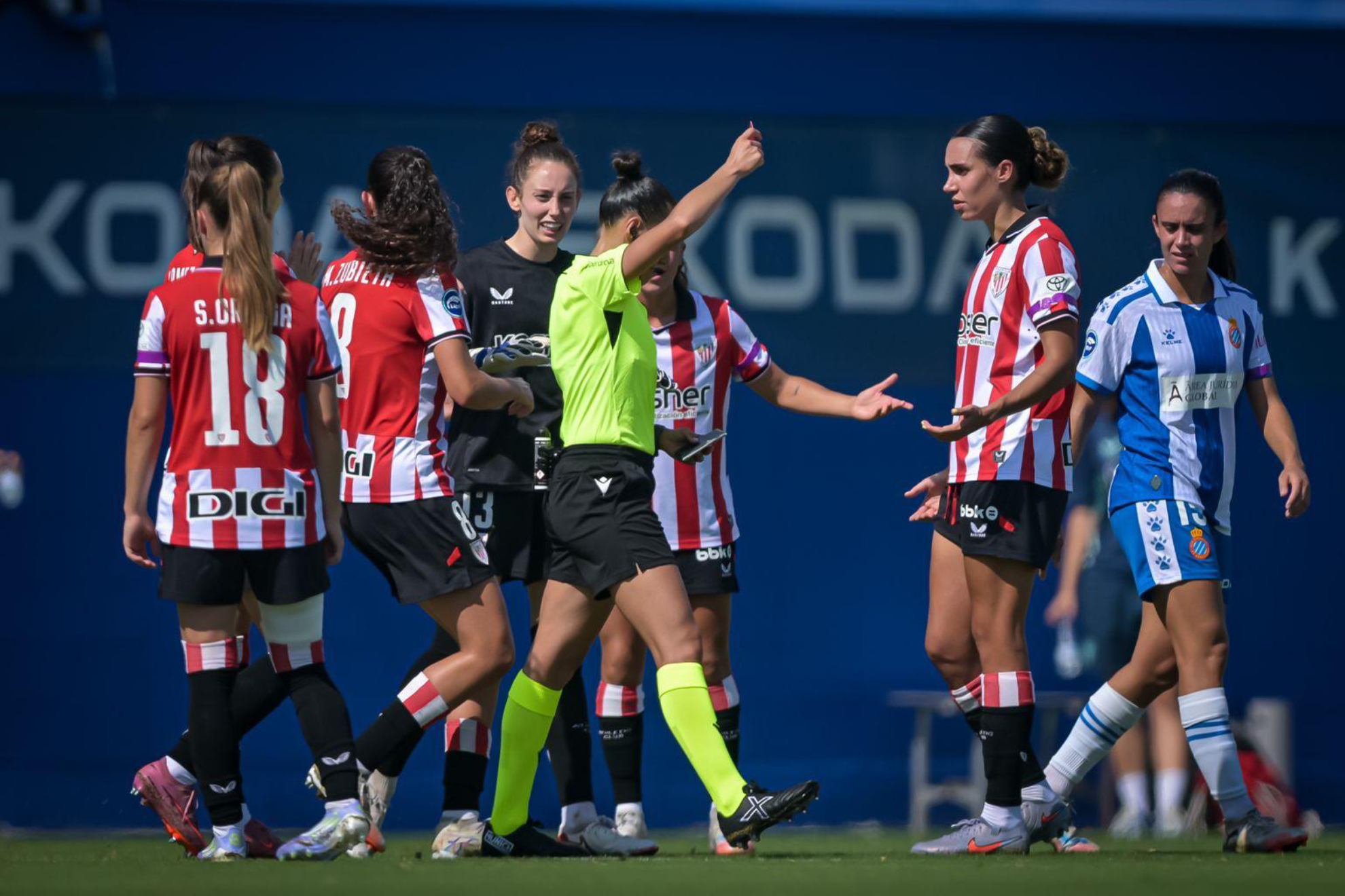 Dos partidos de sanción para la 'leona' Bibiane Schulze por un tirón de ...