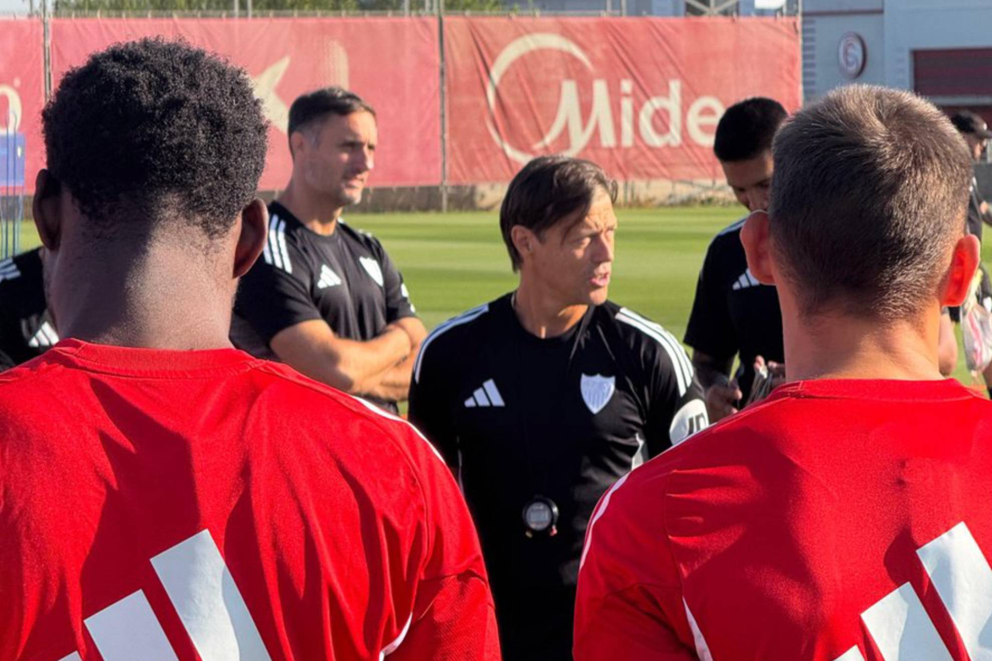 El Sevilla entrena con cuatro ausencias