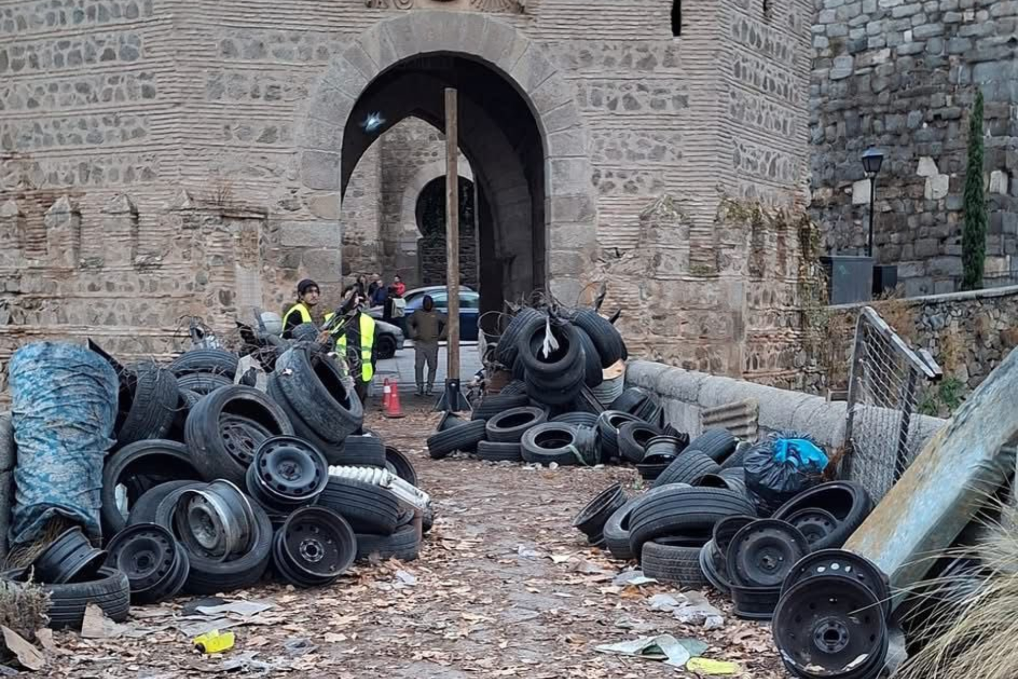 Zombis en Toledo: el rodaje de ‘The Walking Dead: Daryl Dixon’ conquista el Puente de Alcántara ...