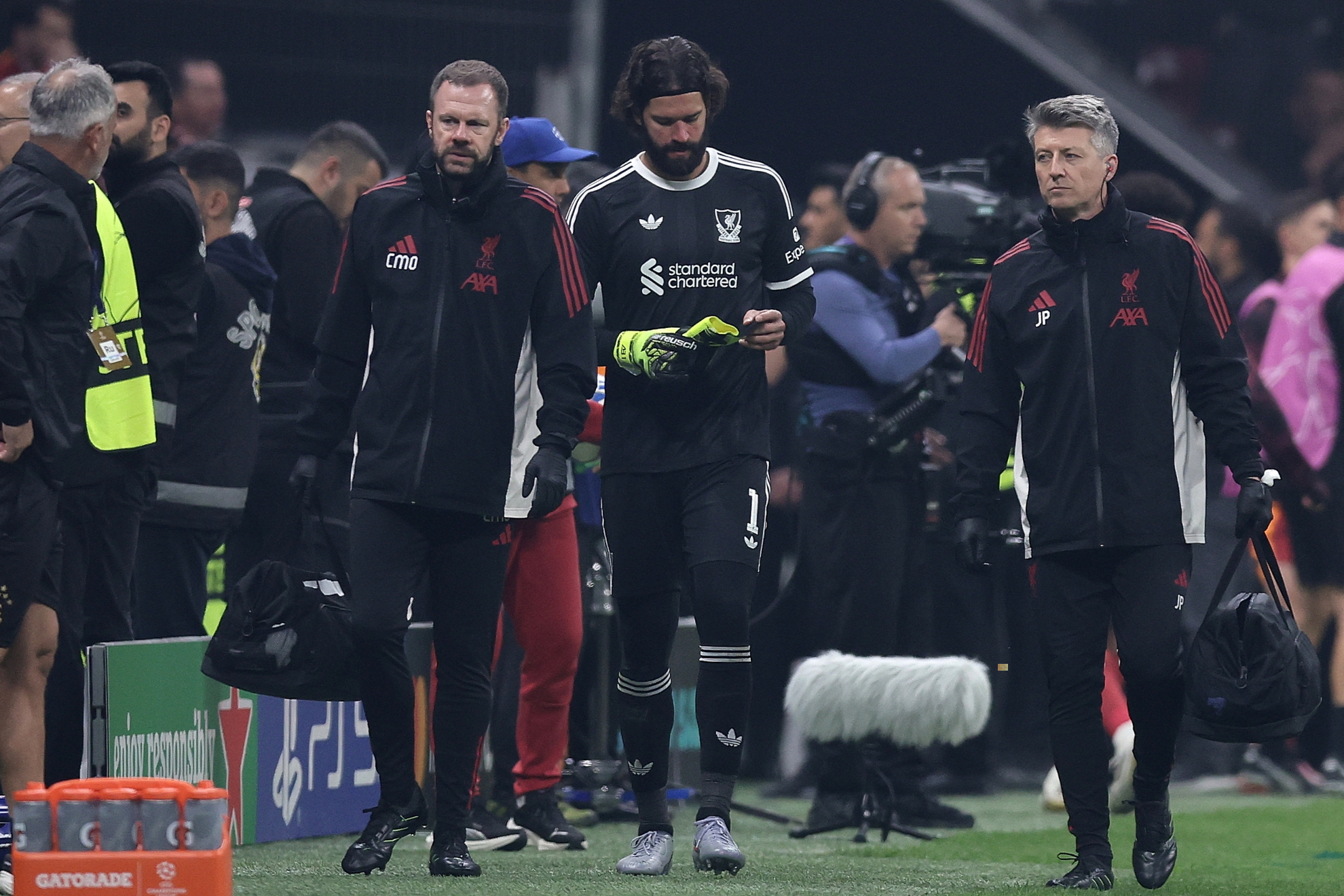 Alisson estará de baja más de un mes y no jugará ante el Real Madrid