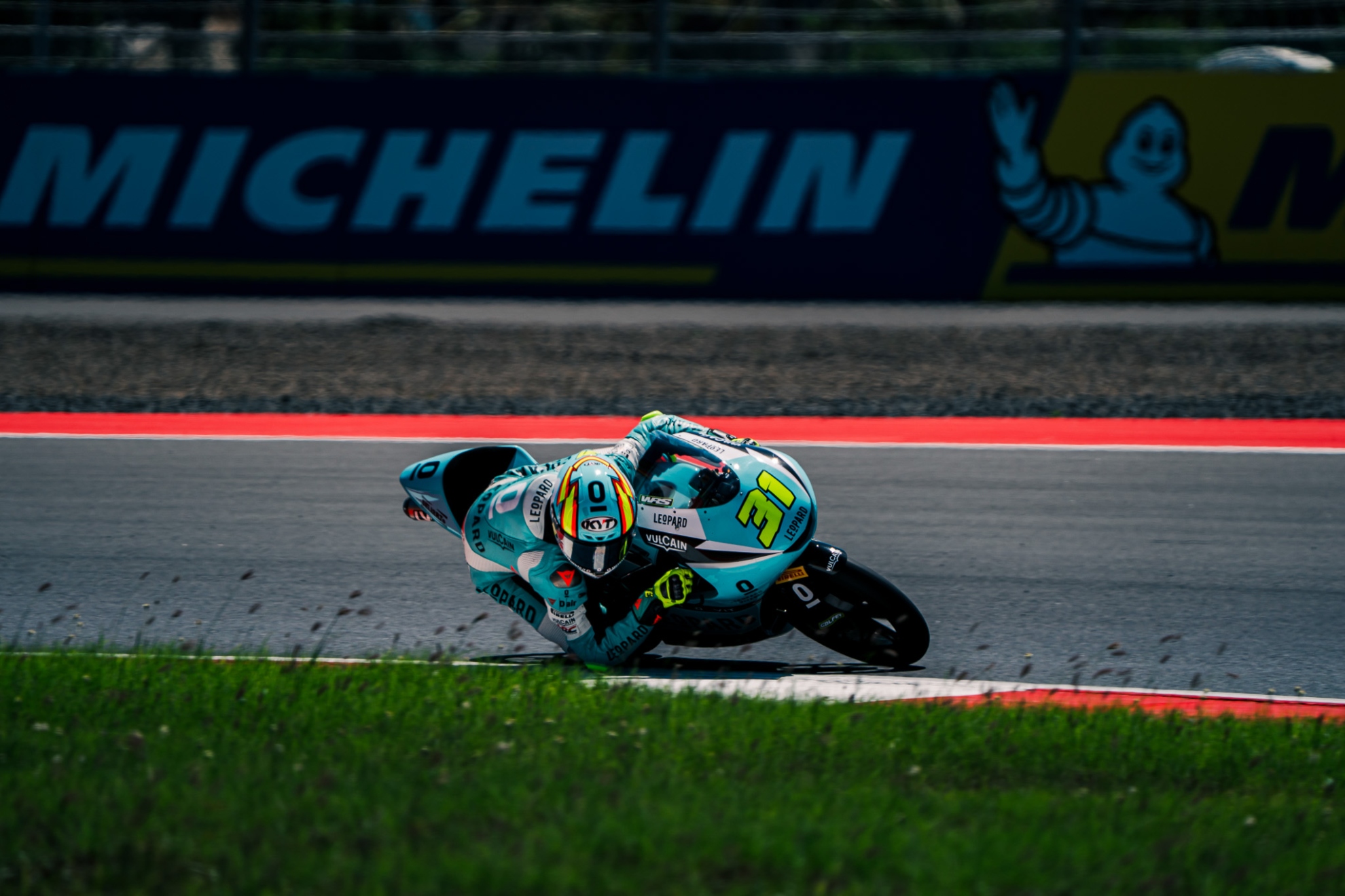 Adrián Fernández, pole en Moto3 y Rueda sale atrás a por el título