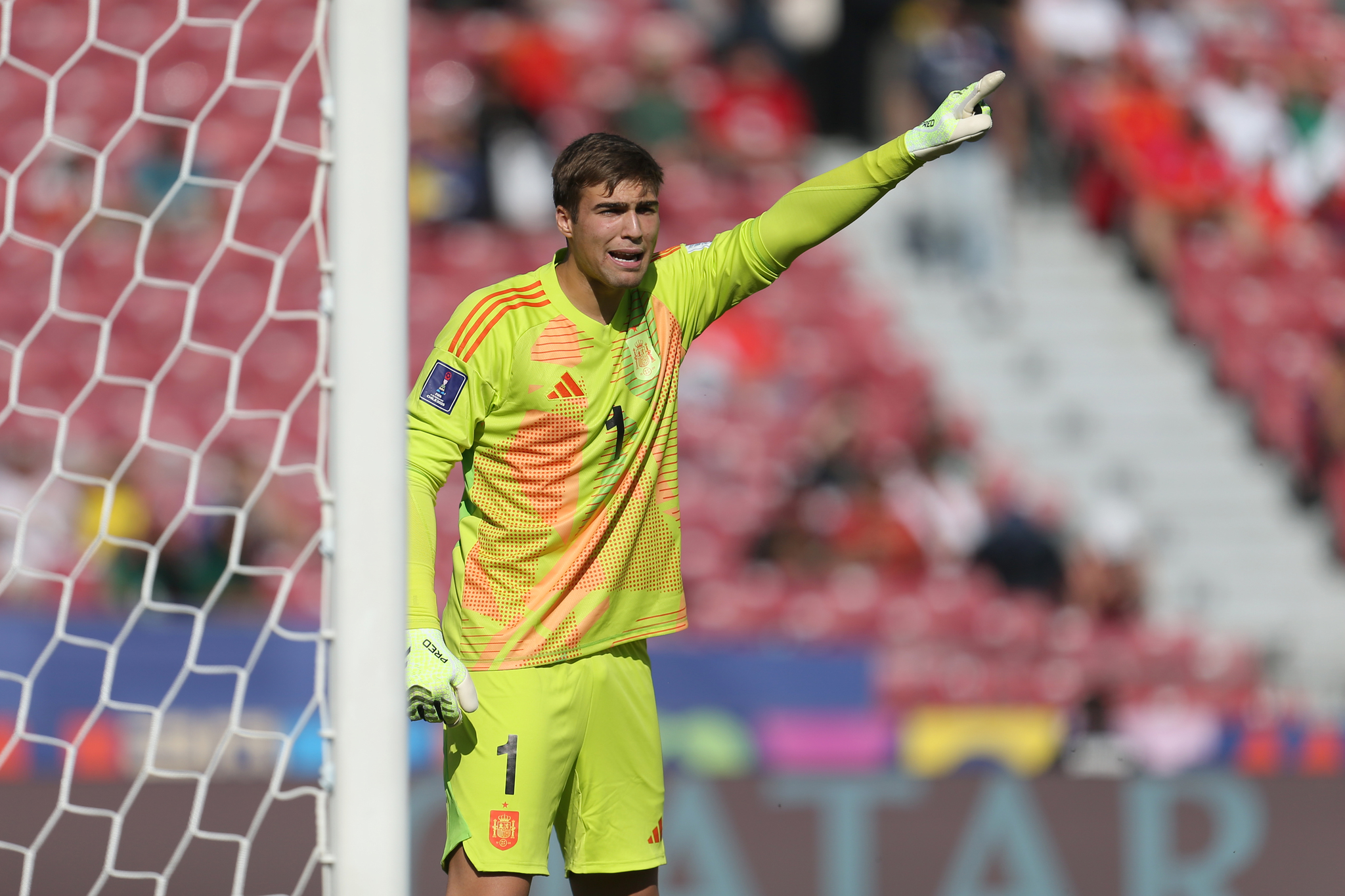 Fran González, el portero de España sub-20 que brilla en el Castilla y ...