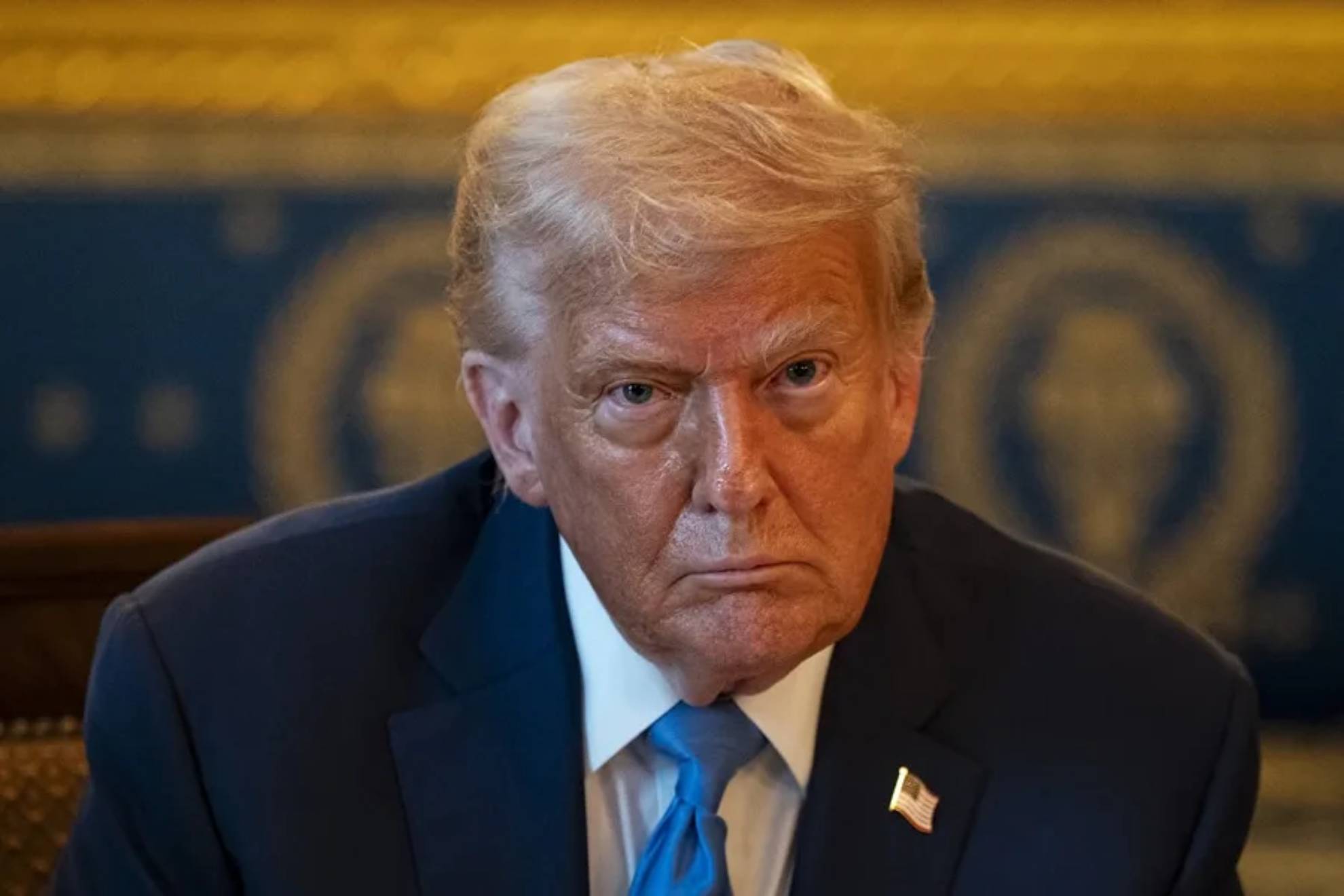 Donald Trump y su rostro en la moneda de un dólar con el puño al aire ...