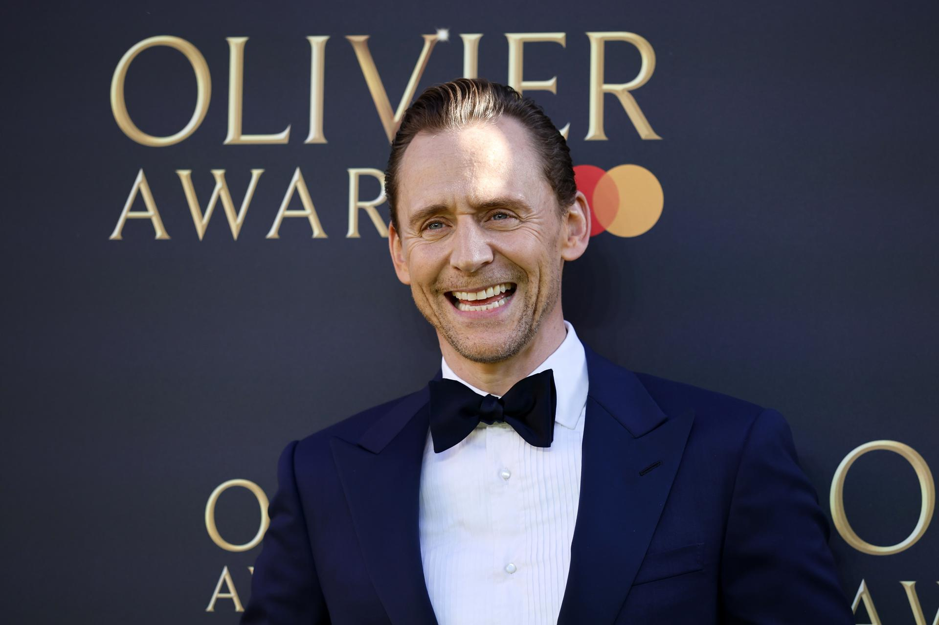 Tom Hiddleston protagoniza la adaptación a la pantalla de la novela de ...