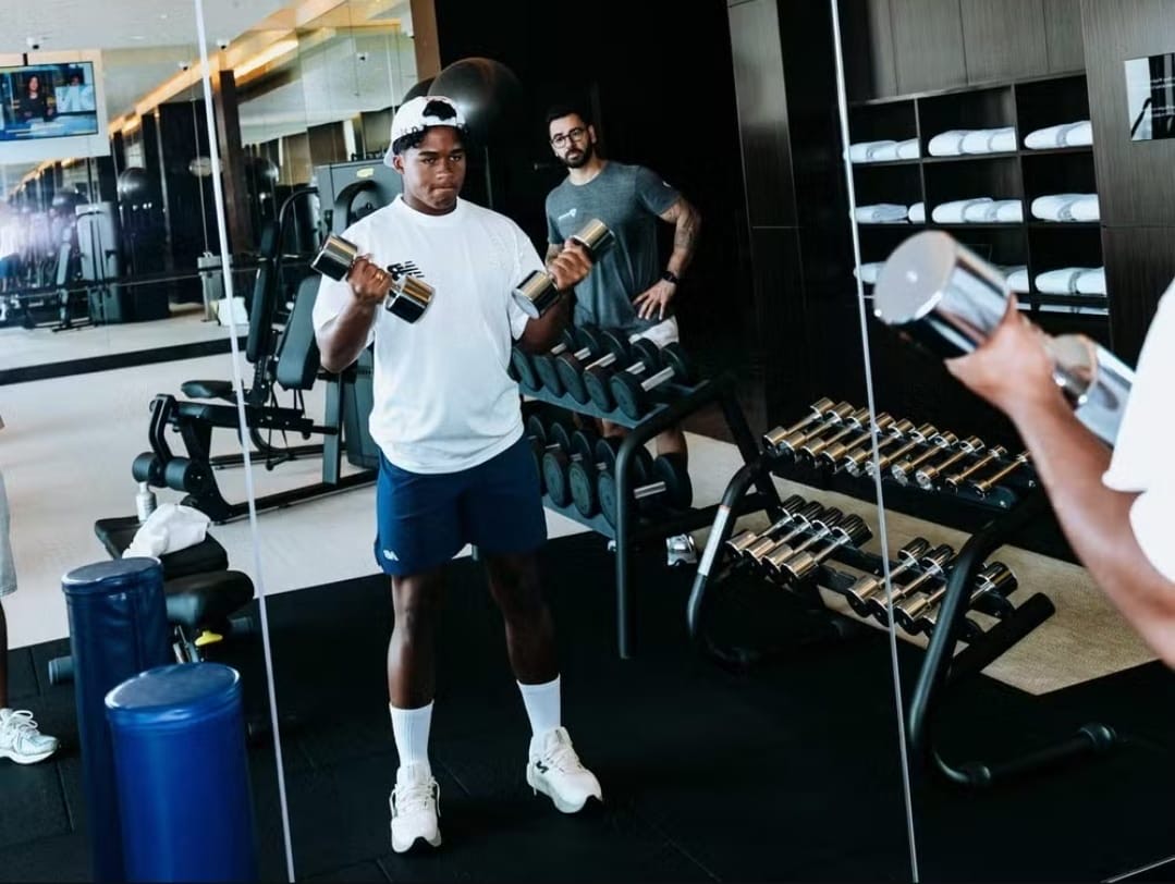 Endrick se lleva el trabajo a casa