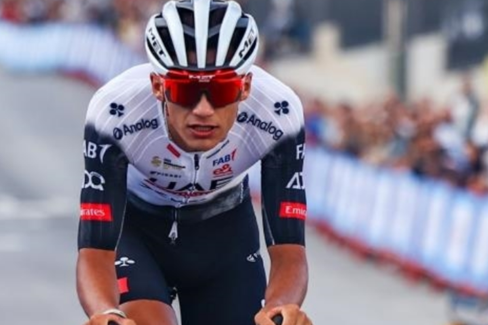 El motor de Del Toro sigue a tope: La Nucía vibra con el astro del UAE Team