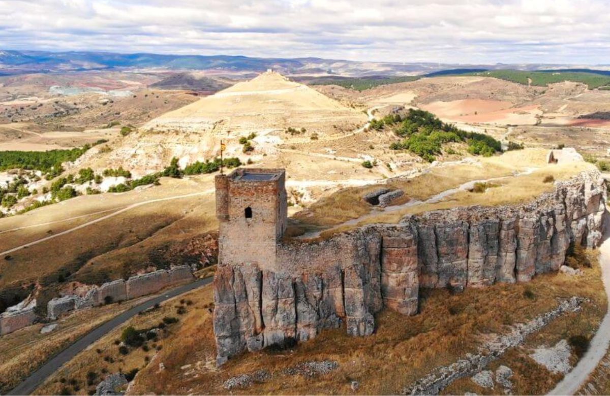Ni el de Zafra ni el de Sigüenza: este es el castillo que vigila ...