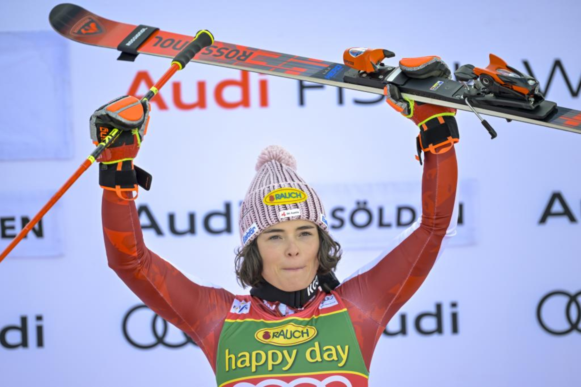 Julia Scheib se estrena en la Copa del Mundo con una victoria en casa