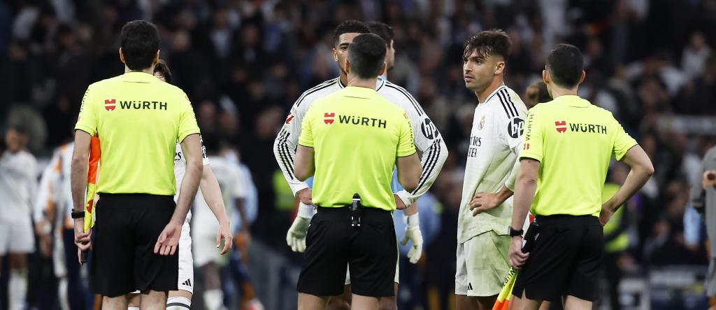 César Soto Grado, futbolista hasta que el arbitraje se cruzó en su camino