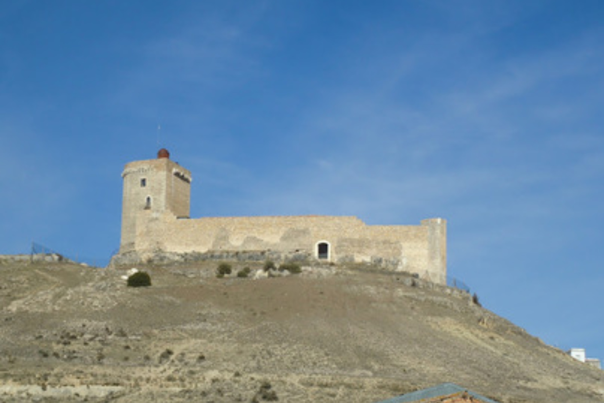 El castillo de Cuenca rodeado de lagunas que cambian de color y posee ...