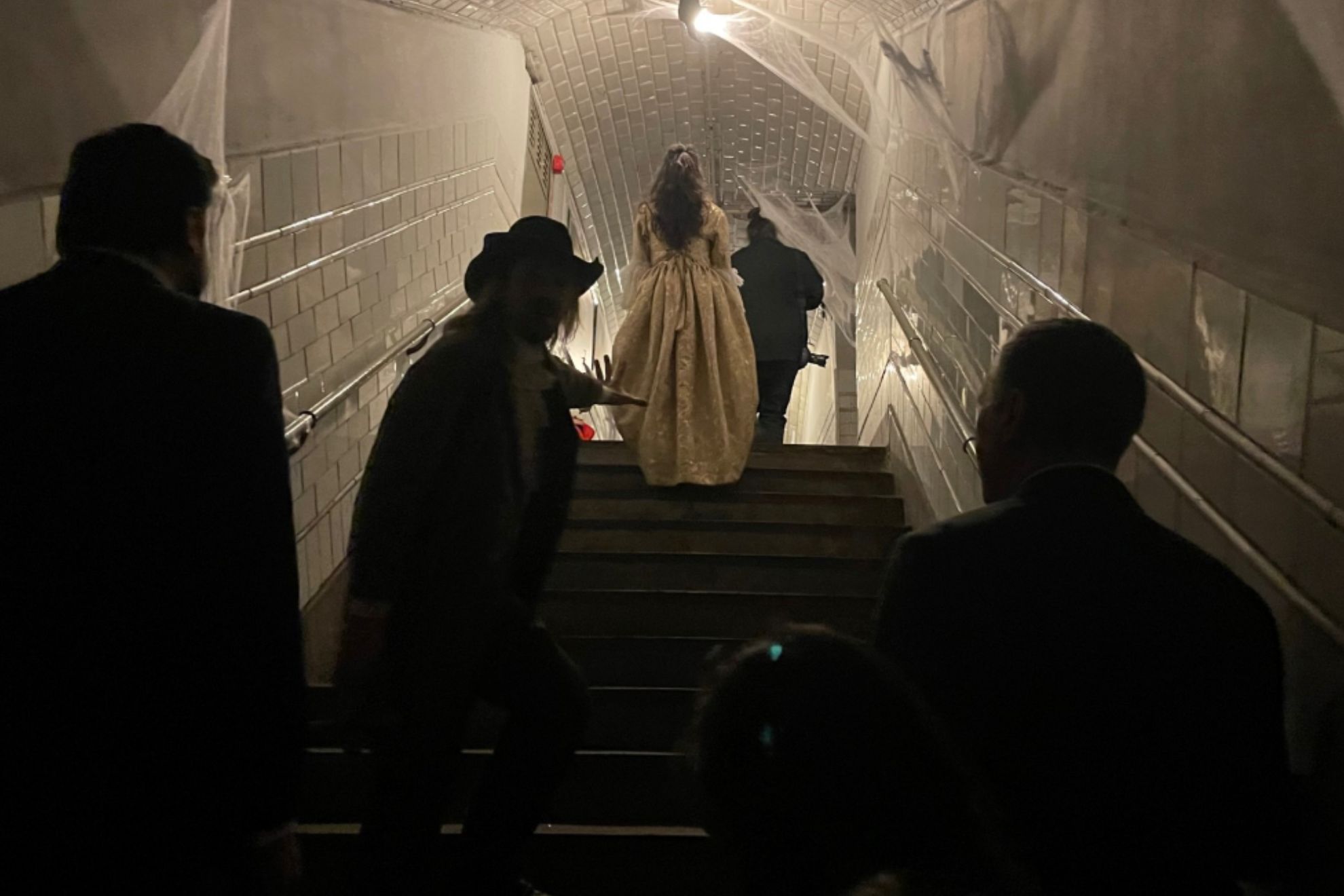 Metro de Madrid se convierte en el escenario de terror más elegante ...