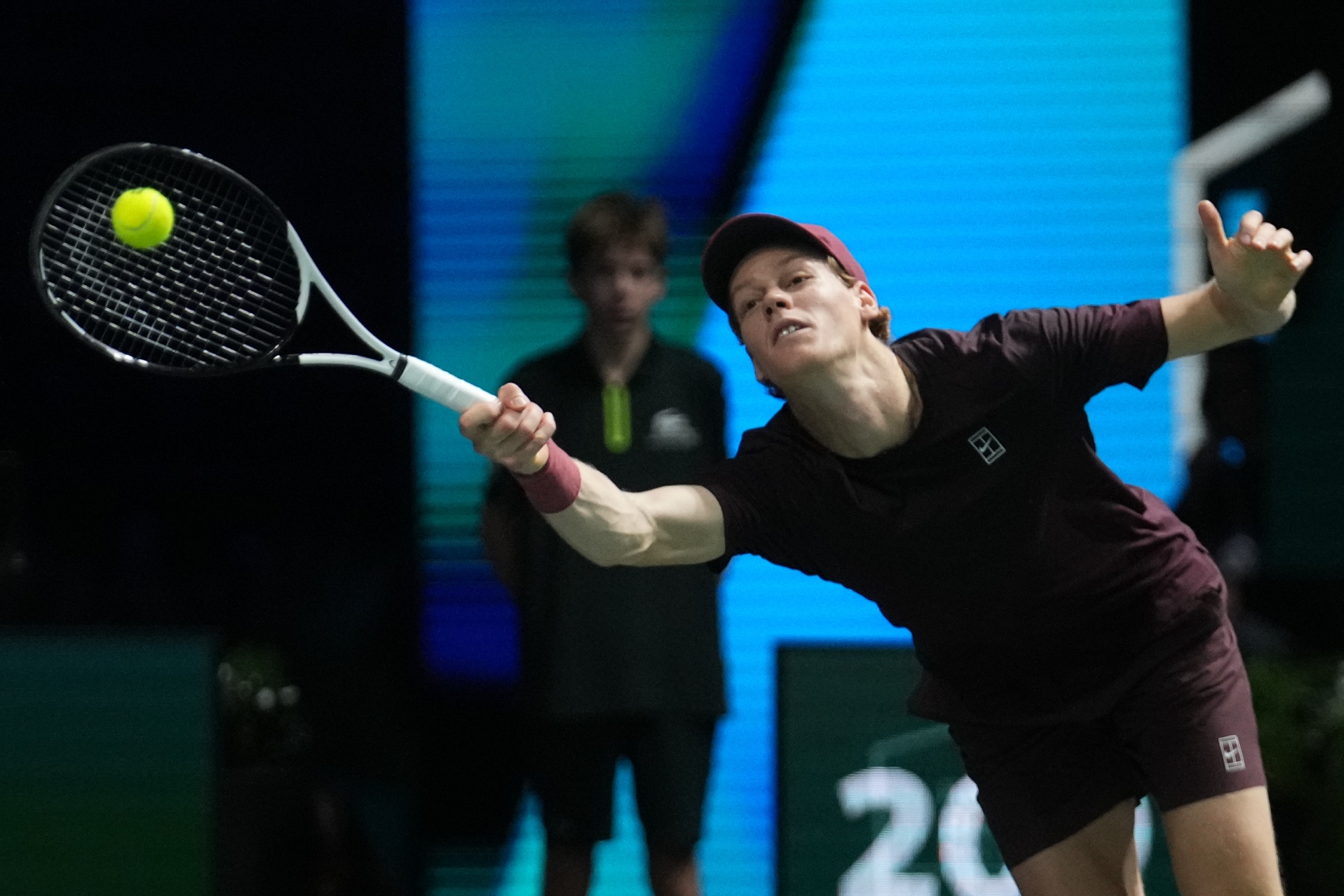 Jannik Sinner se deja el físico en París y está a dos triunfos de ...